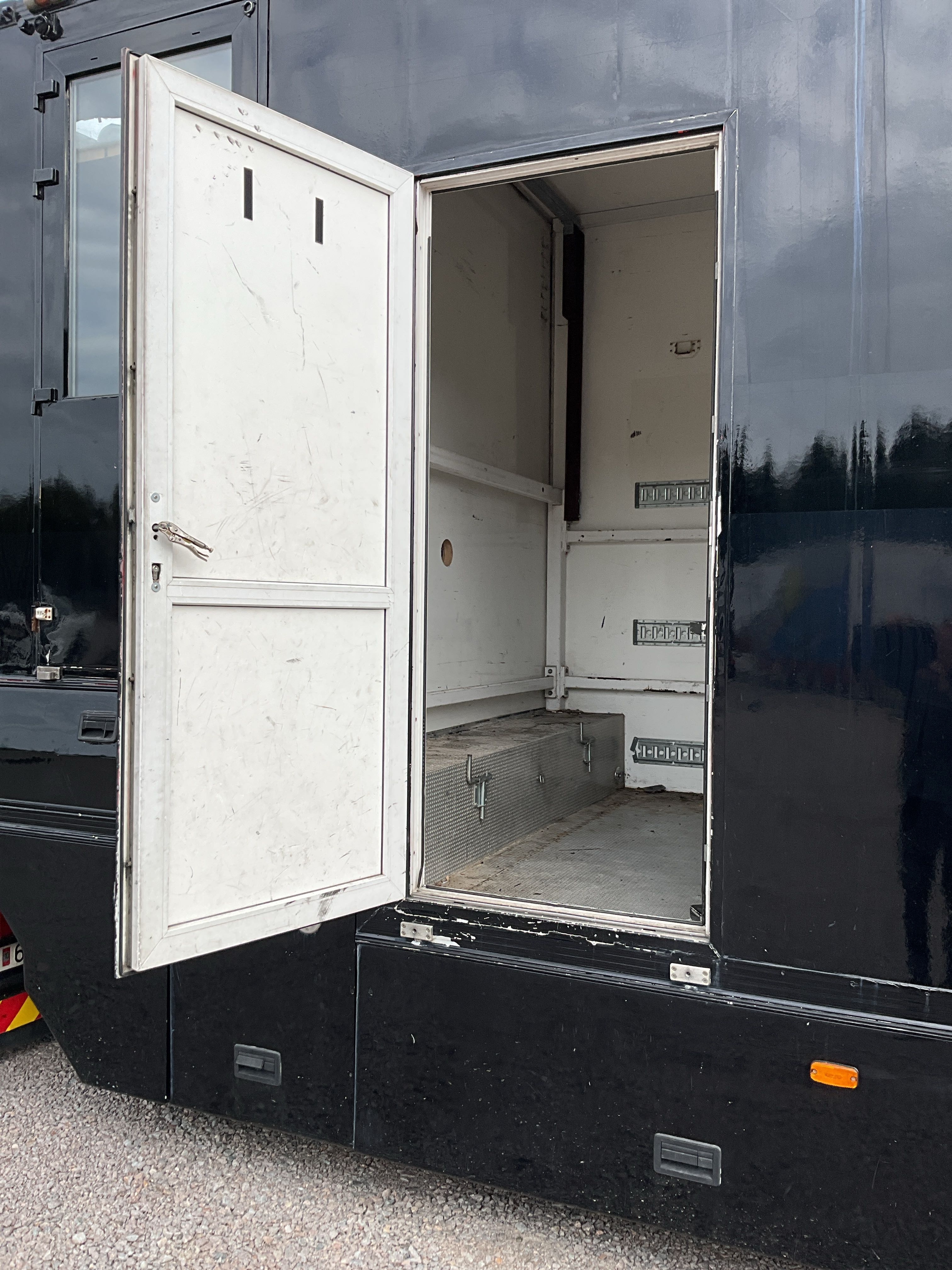 Scania dragbil med VM-trailer för racing - Auktioner online ...