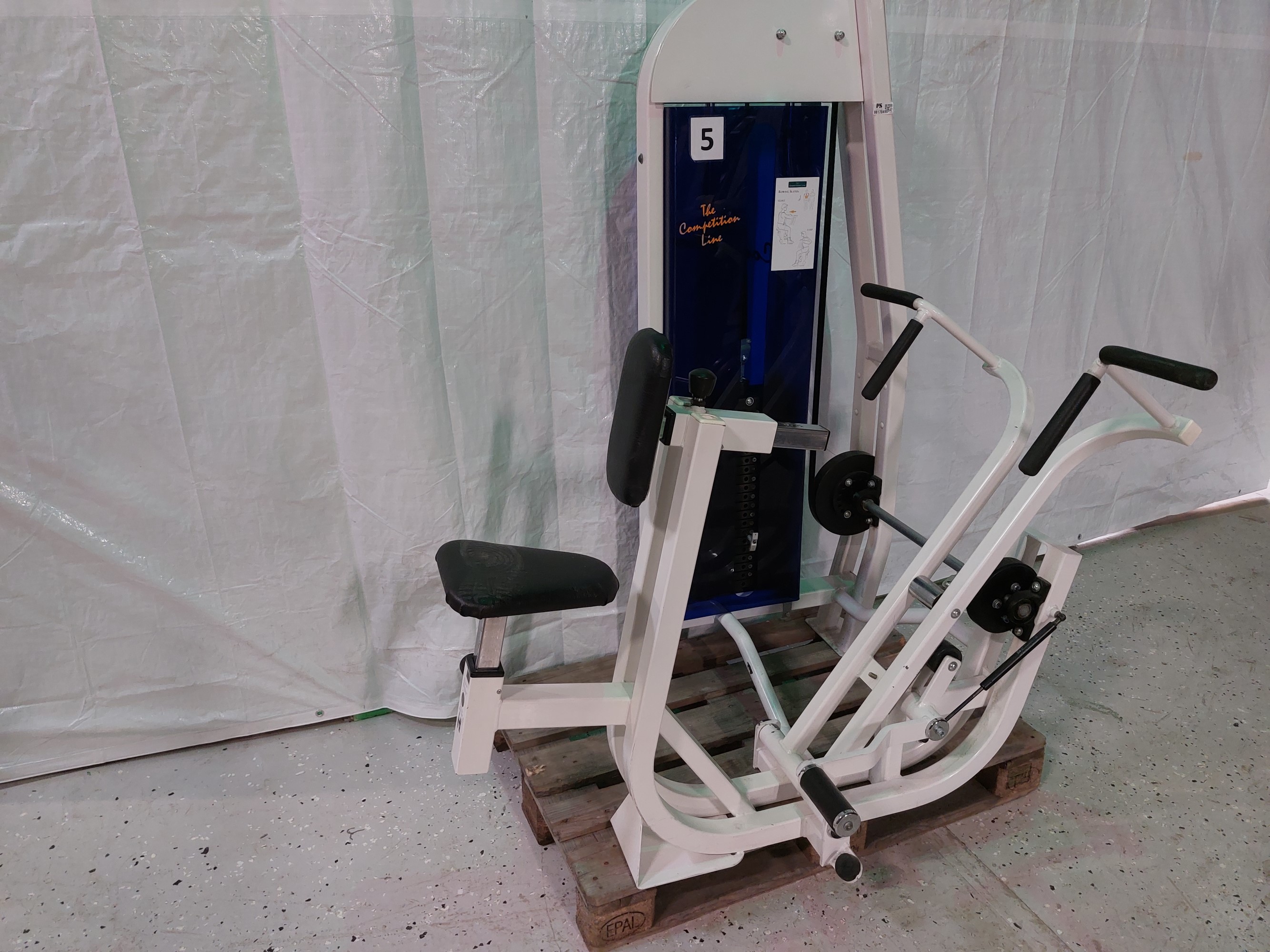 Seated rowing machine with chest support C-curve - PS Auction - We ...