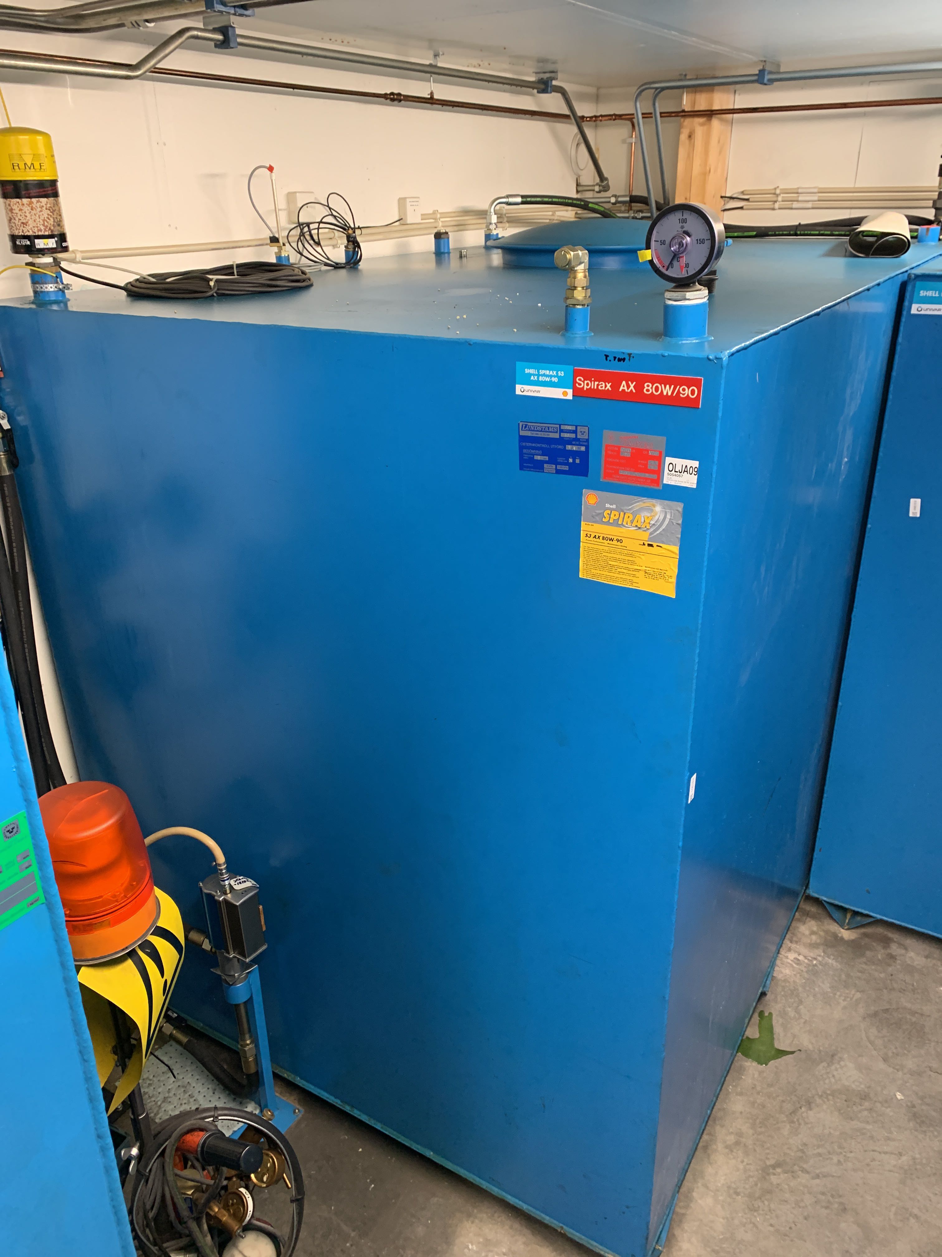 Oil tank for transmission oil 10000 liters with oil pump - PS Auction ...