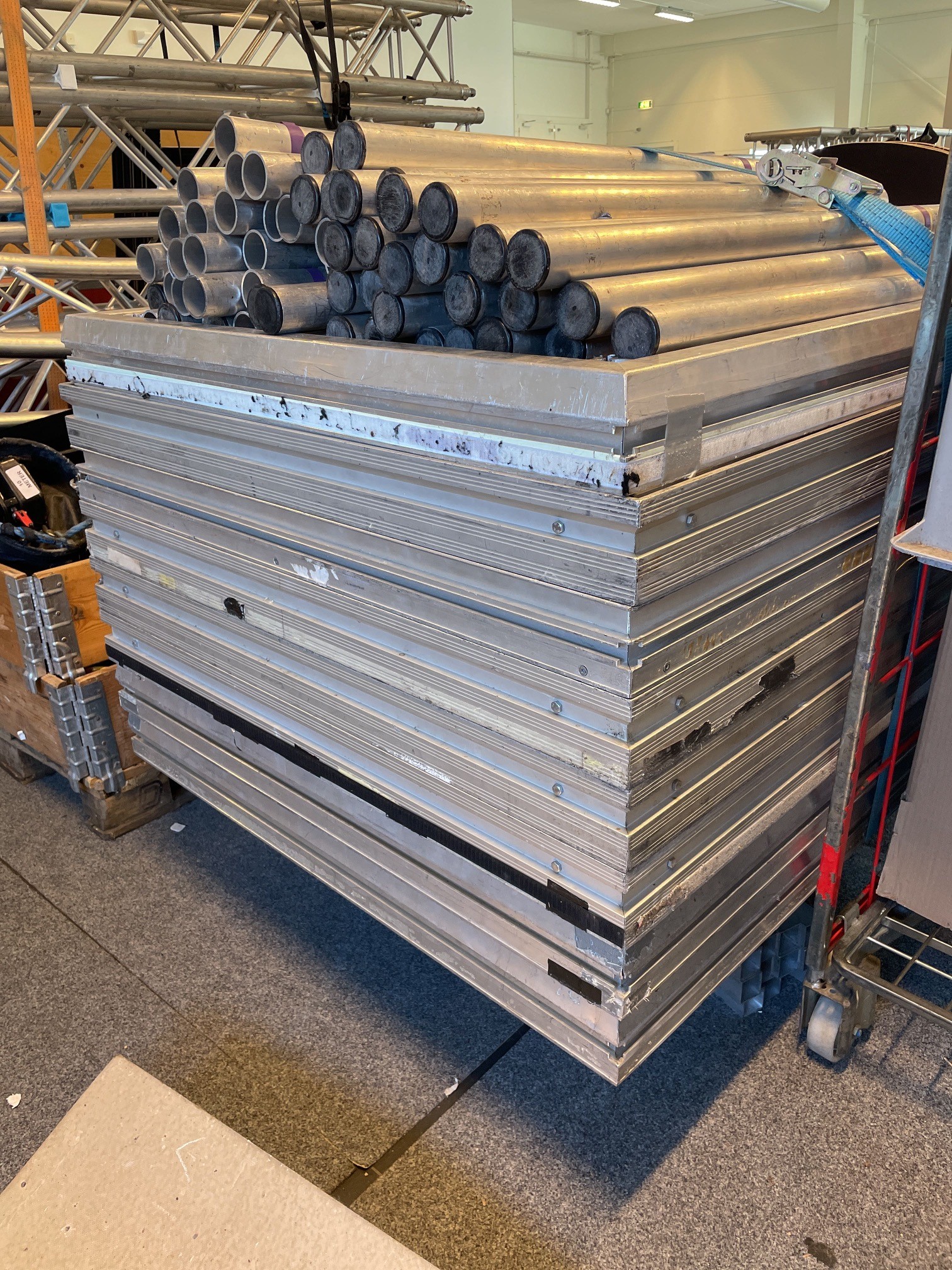 Komplett podie, ca 7 stycken om 100x200cm - Auktioner online ...