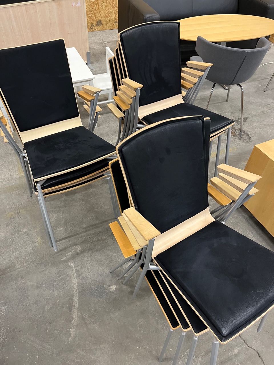 Stapelbara stolar Mod Art Design - Auktioner online - Nätauktioner ...