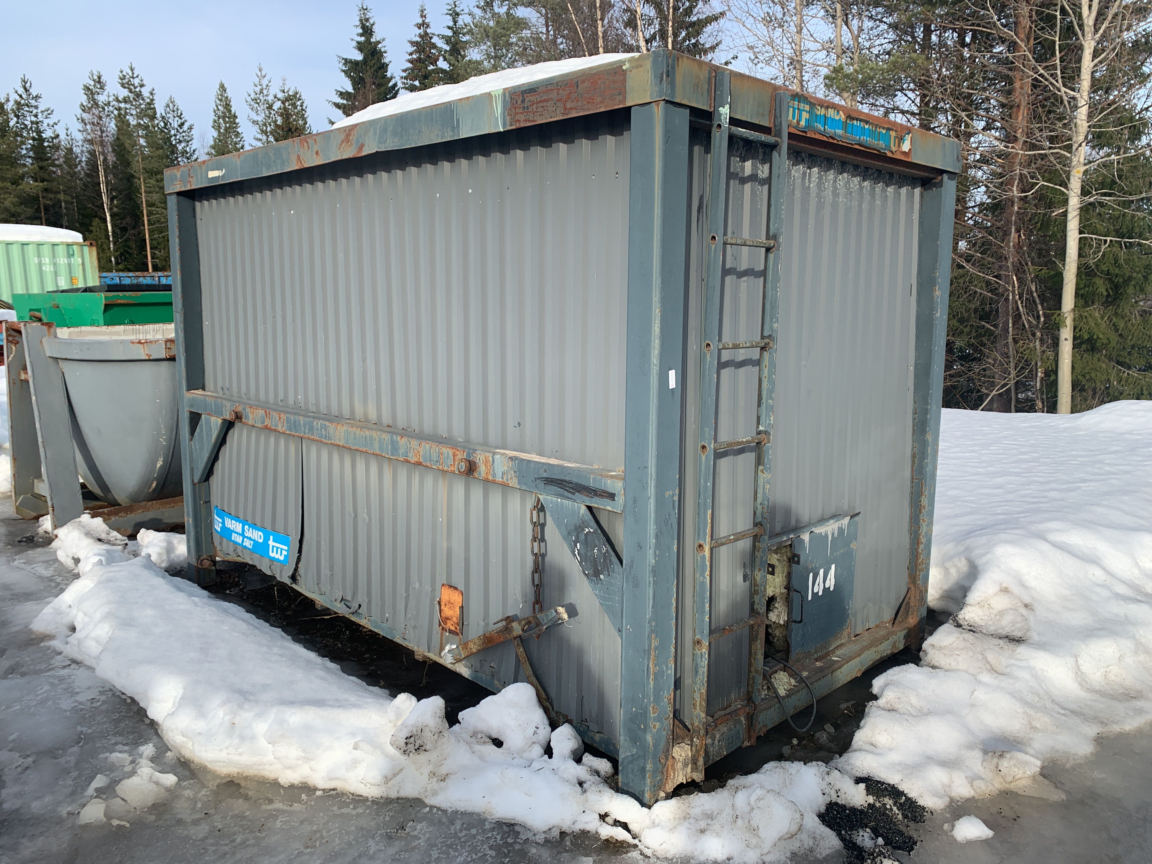 Sand pocket with retractable legs - PS Auction - We value the future ...