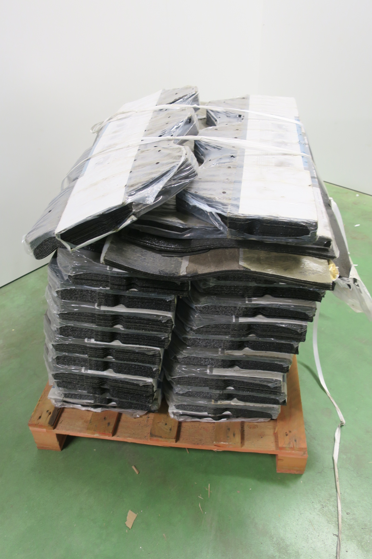 Roofing shingles Icopal Pro EN544 type 4E - PS Auction - We value the ...