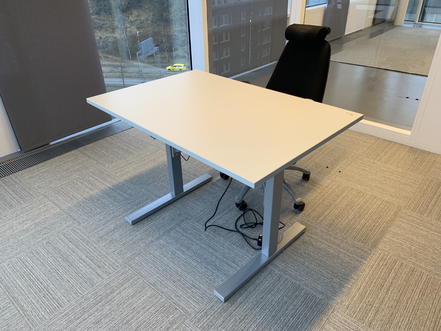 Desk raise/lower electric and desk chair - PS Auction - We value the ...