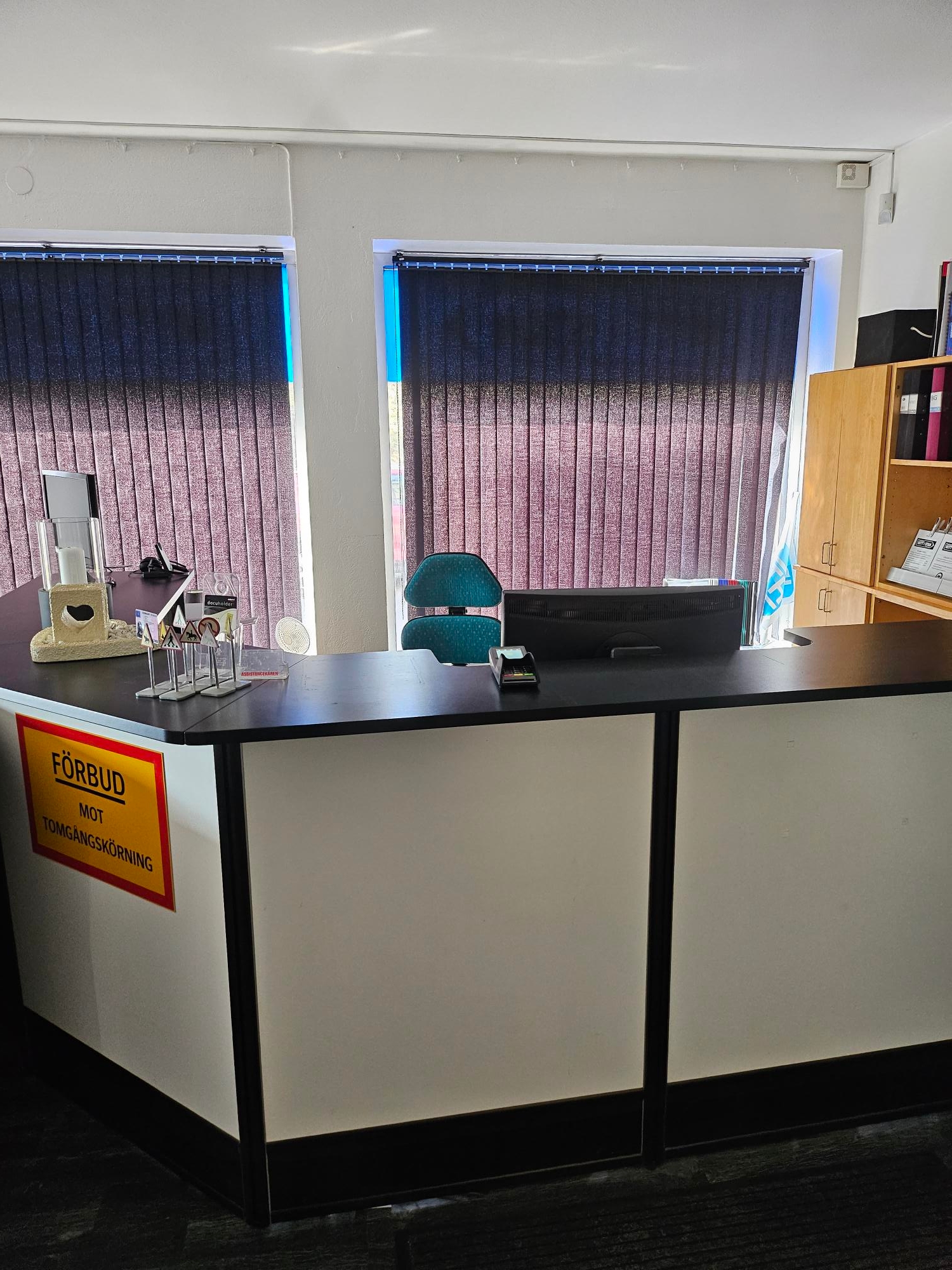 Receptionsdisk och möbler - Auktioner online - Nätauktioner ...