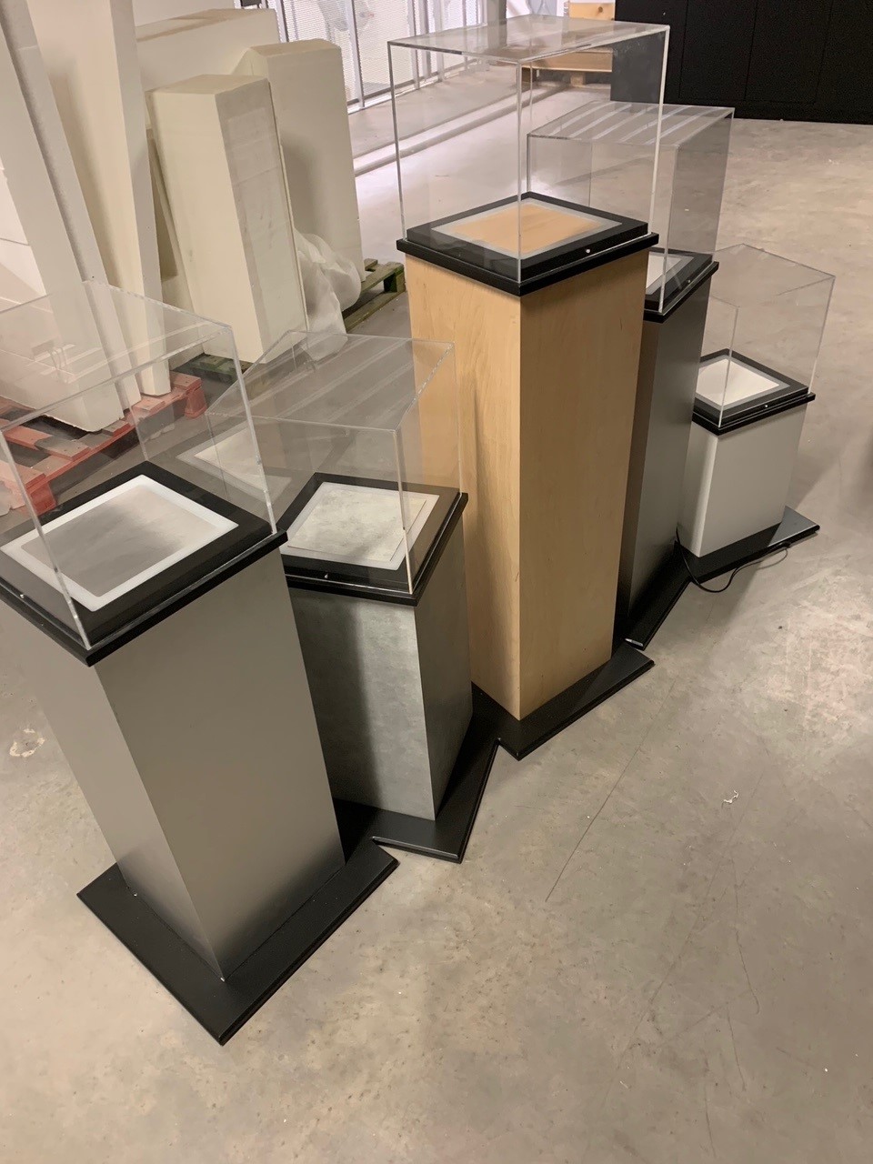 5 podiums with lighting - PS Auction - We value the future - Largest in ...