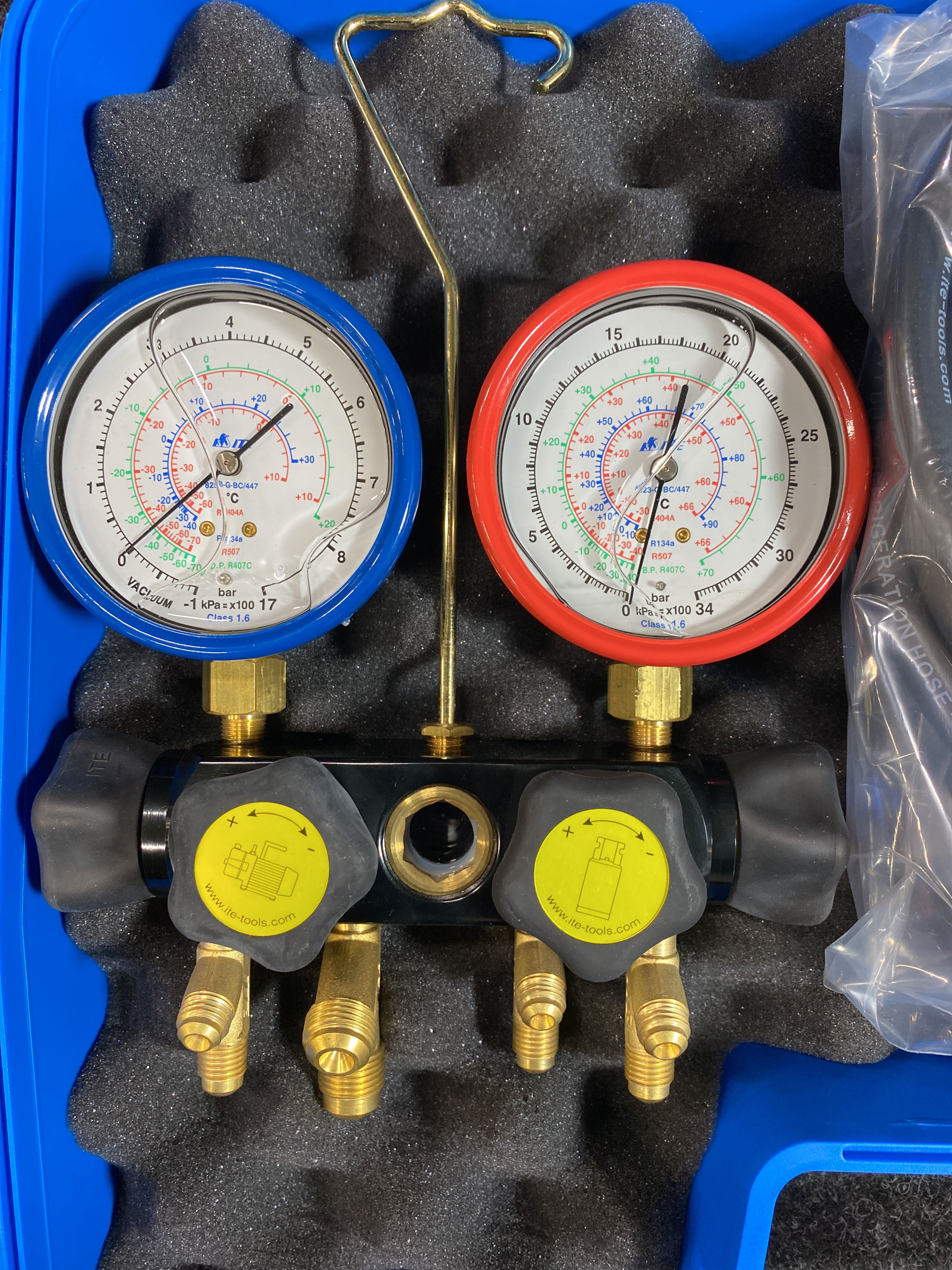 Pressure Gauge 4 Valve Gauges - PS Auction - We value the future ...