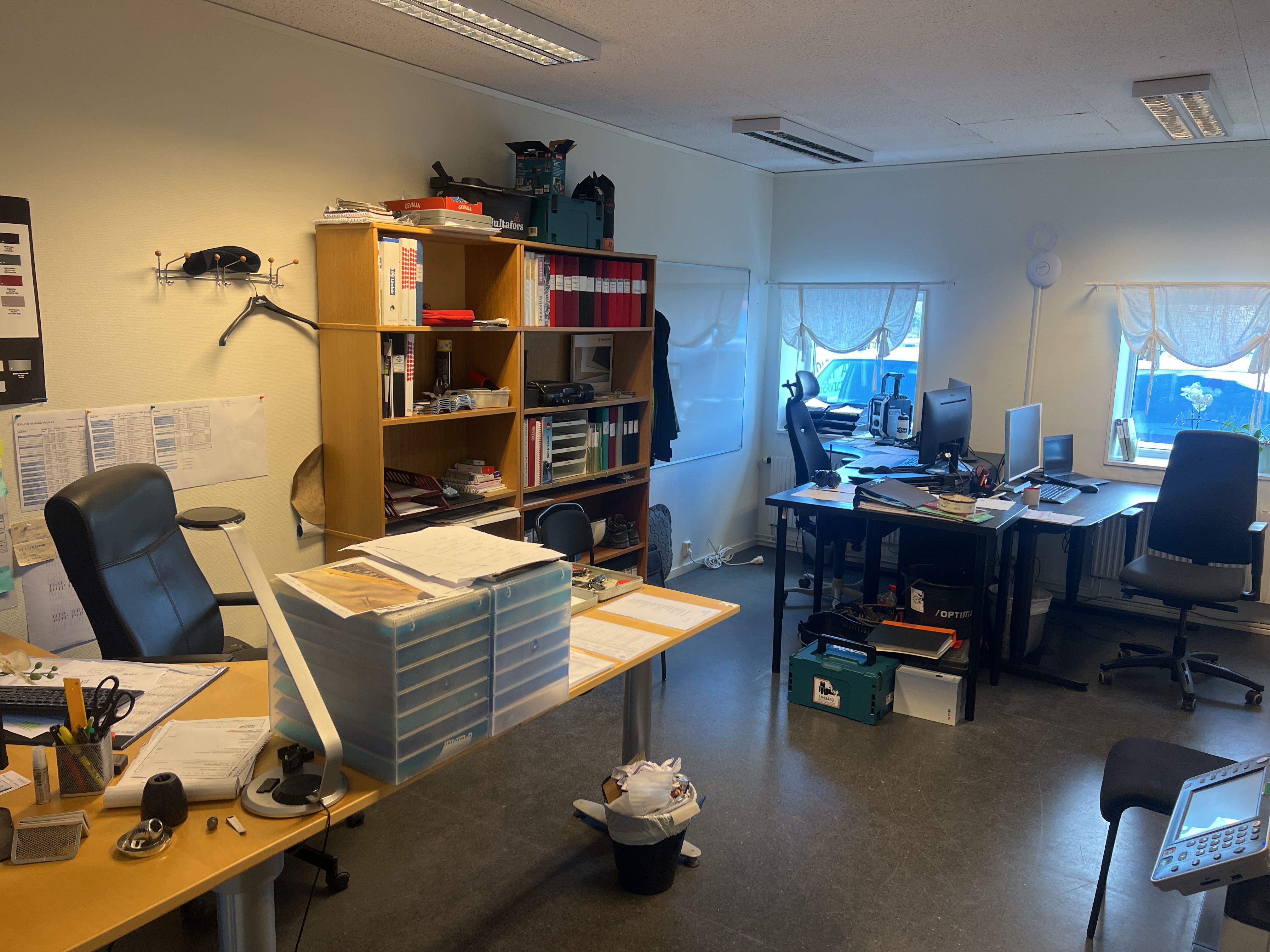 Office workstations 3 pcs with furniture and electronics - PS Auction ...