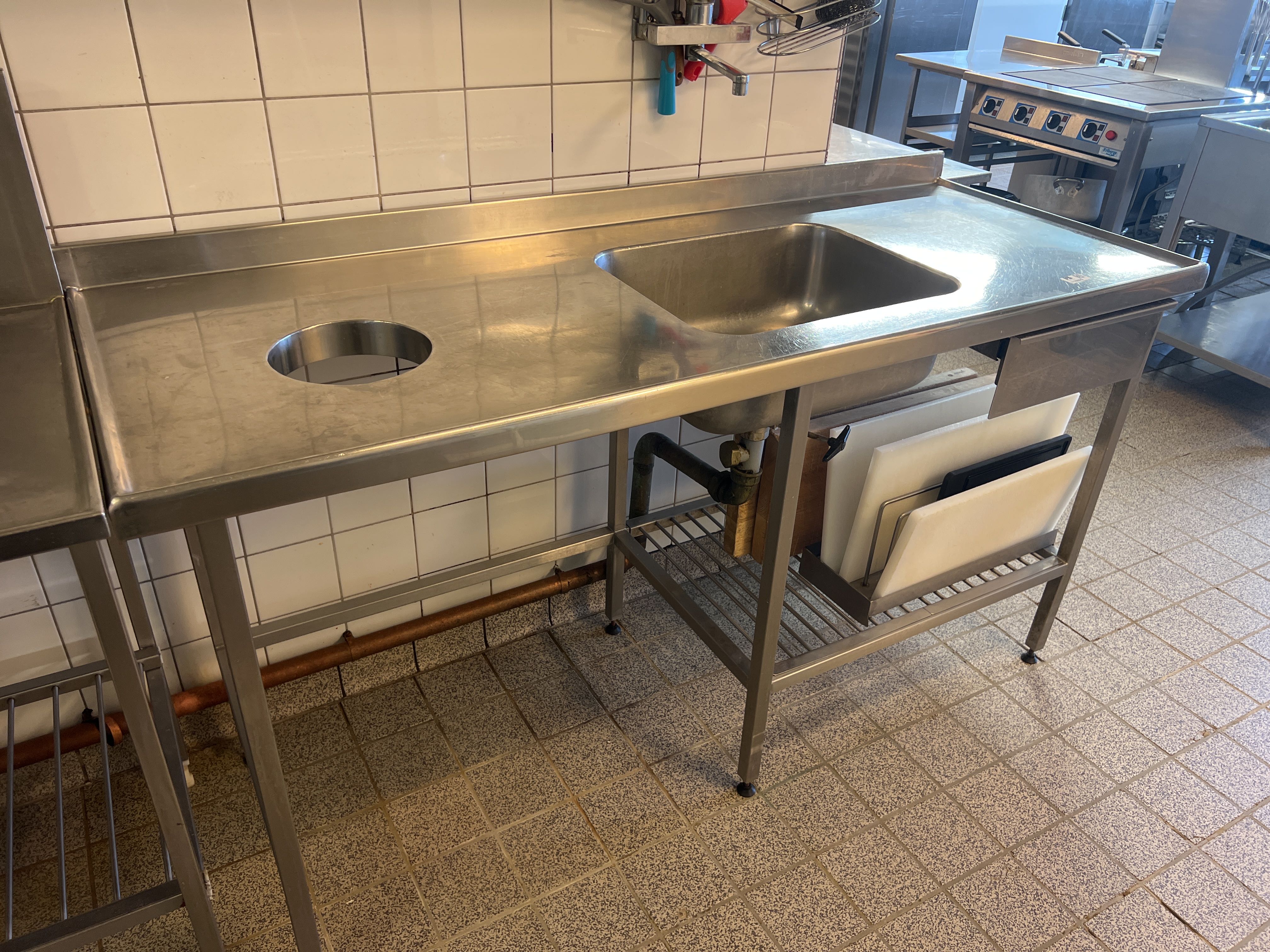Rostfri diskbänk med diskho och hål - Auktioner online - Nätauktioner ...