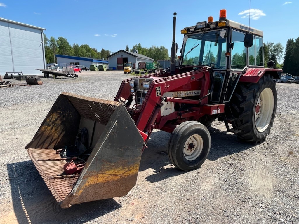 Tractor International 844 1976 with equipment - PS Auction - We value ...