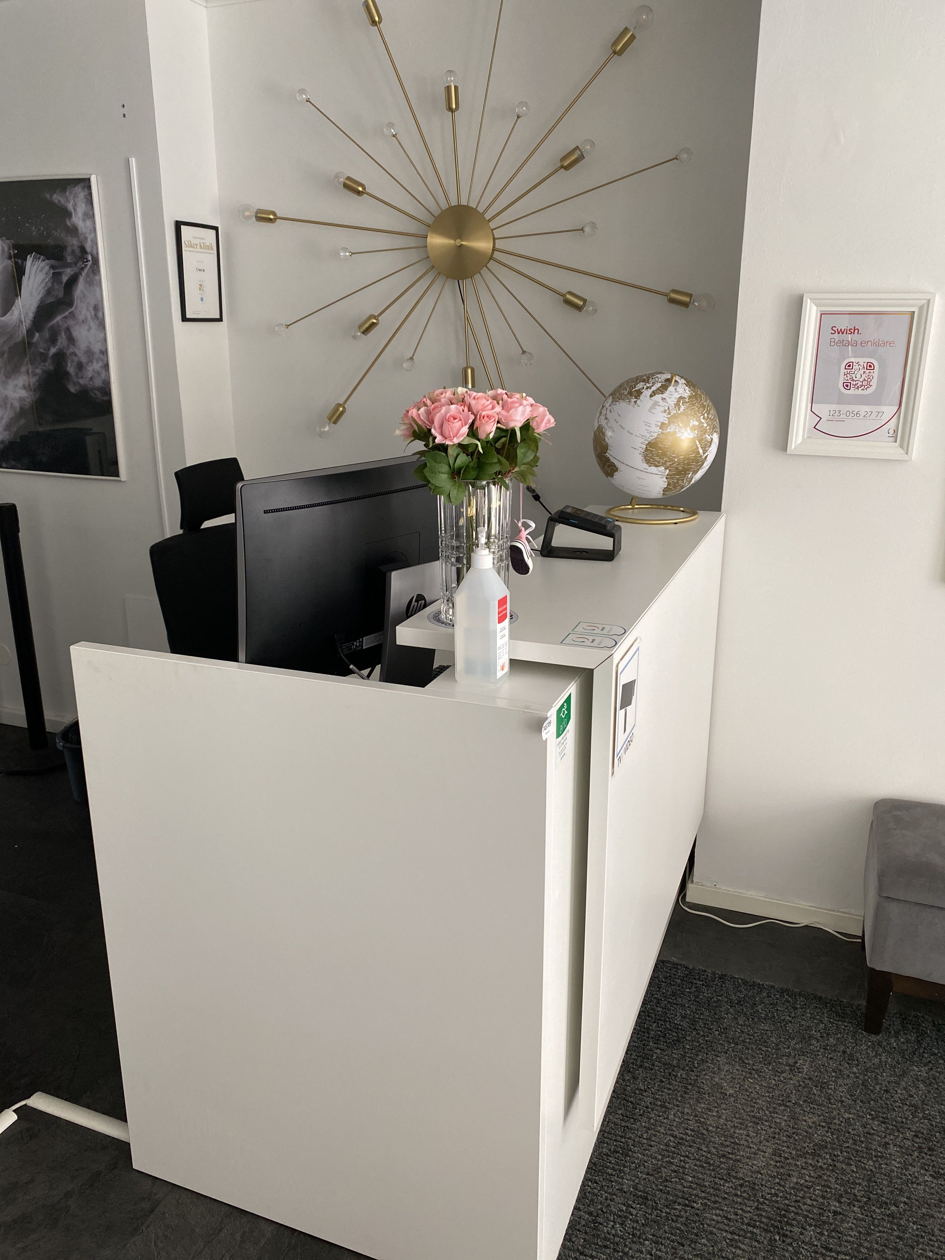 Receptionsdisk med tavlor och teknik - Auktioner online - Nätauktioner ...