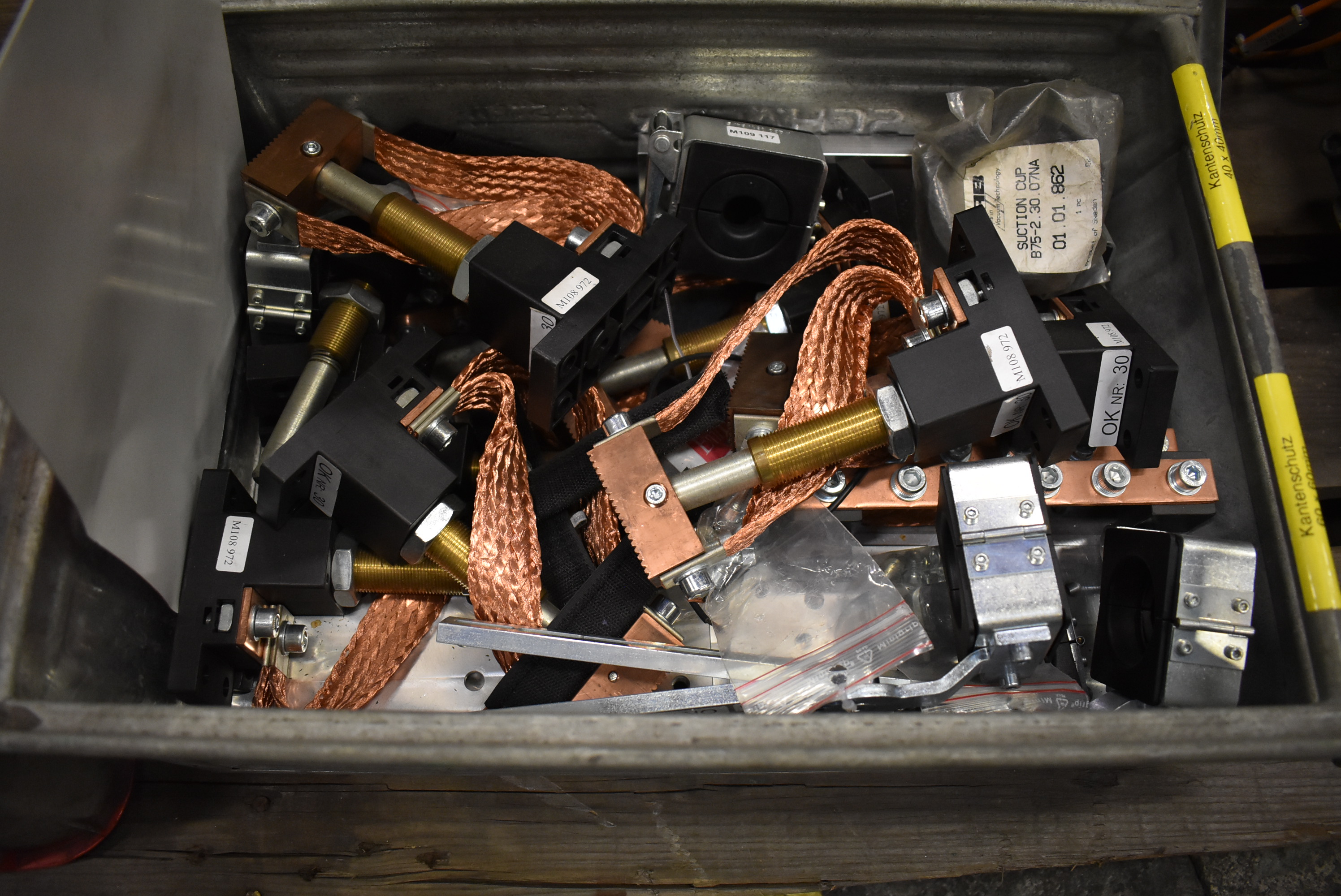 Robot gripping tools, various nibbles, earthing devices. - PS Auction ...