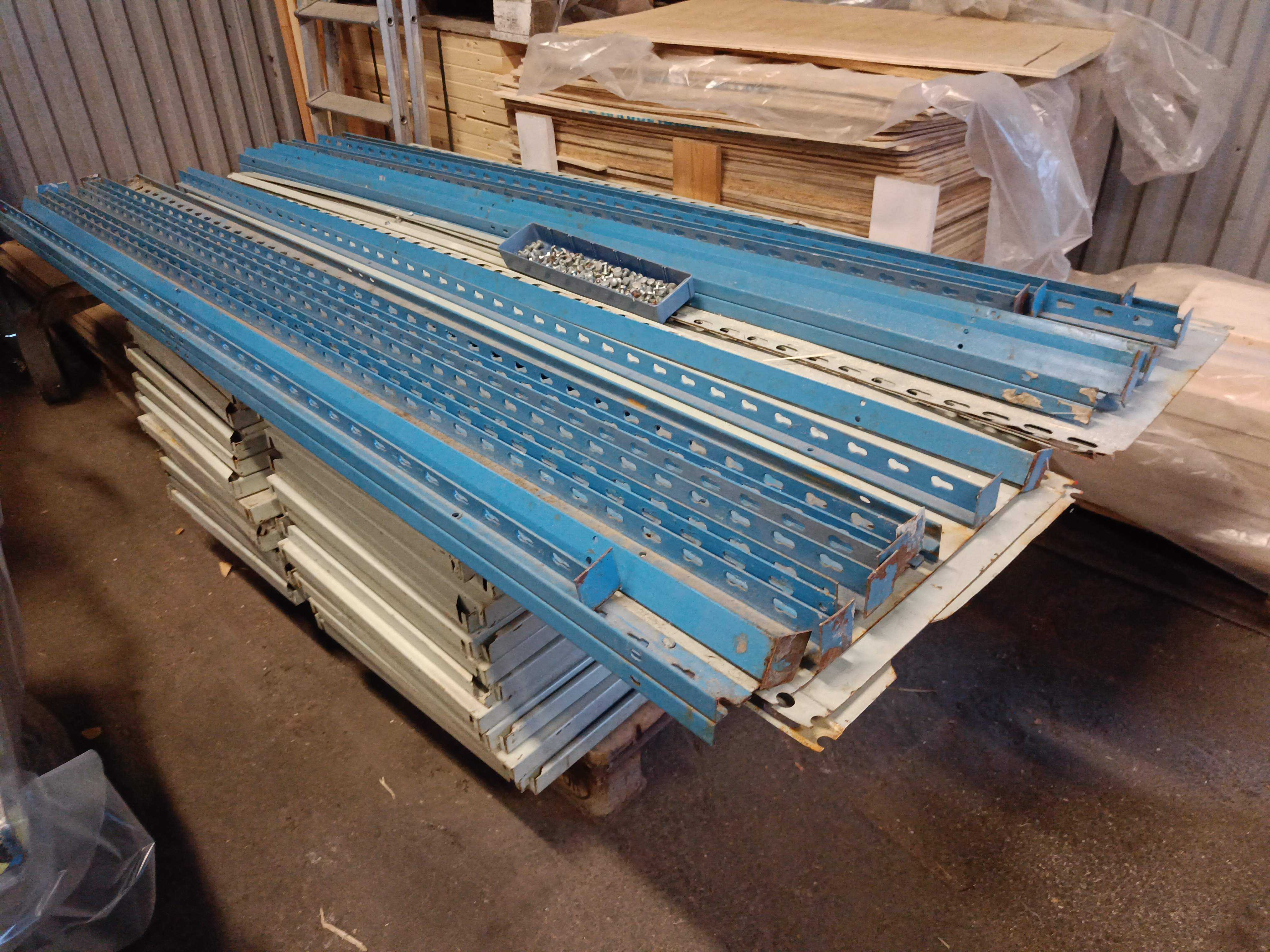 Shelving system in sheet metal - PS Auction - We value the future ...