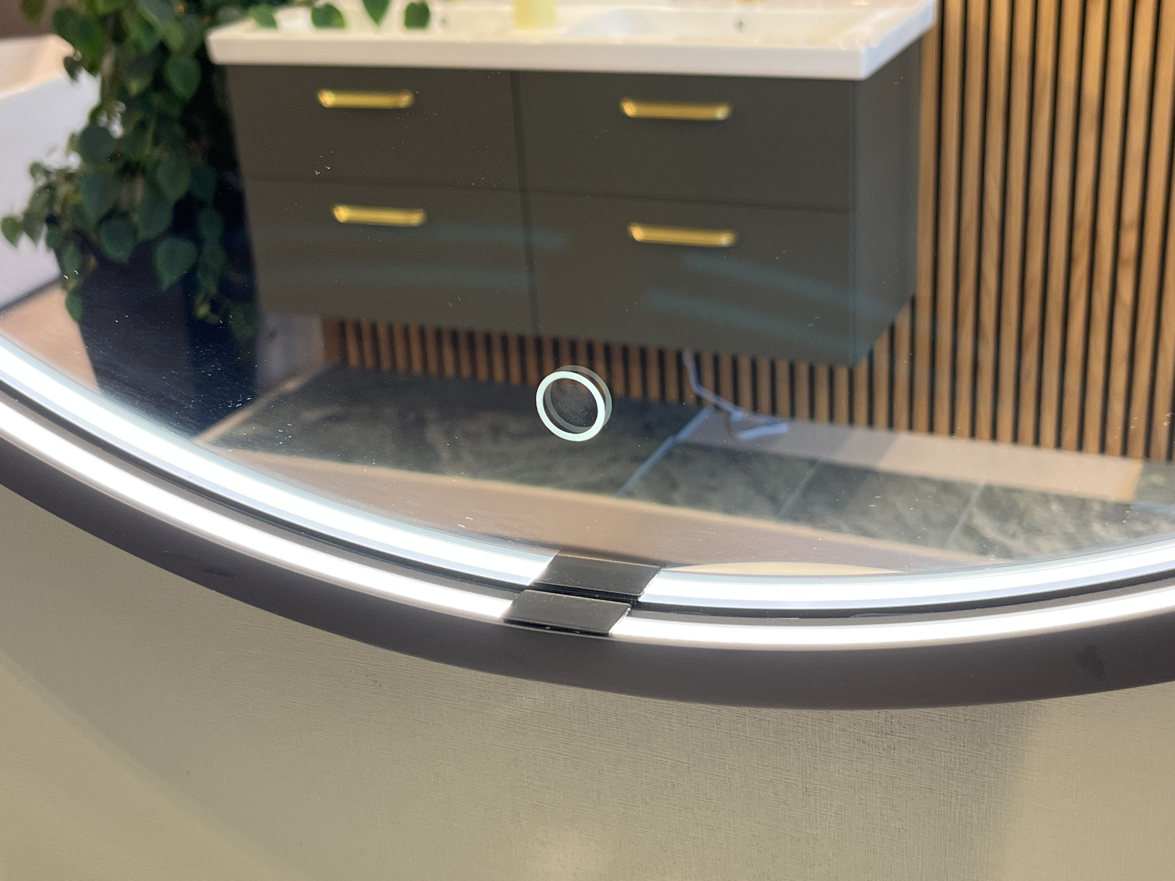 Kommod och spegel med belysning (Klippvik 80 & SBF) - Auktioner online ...