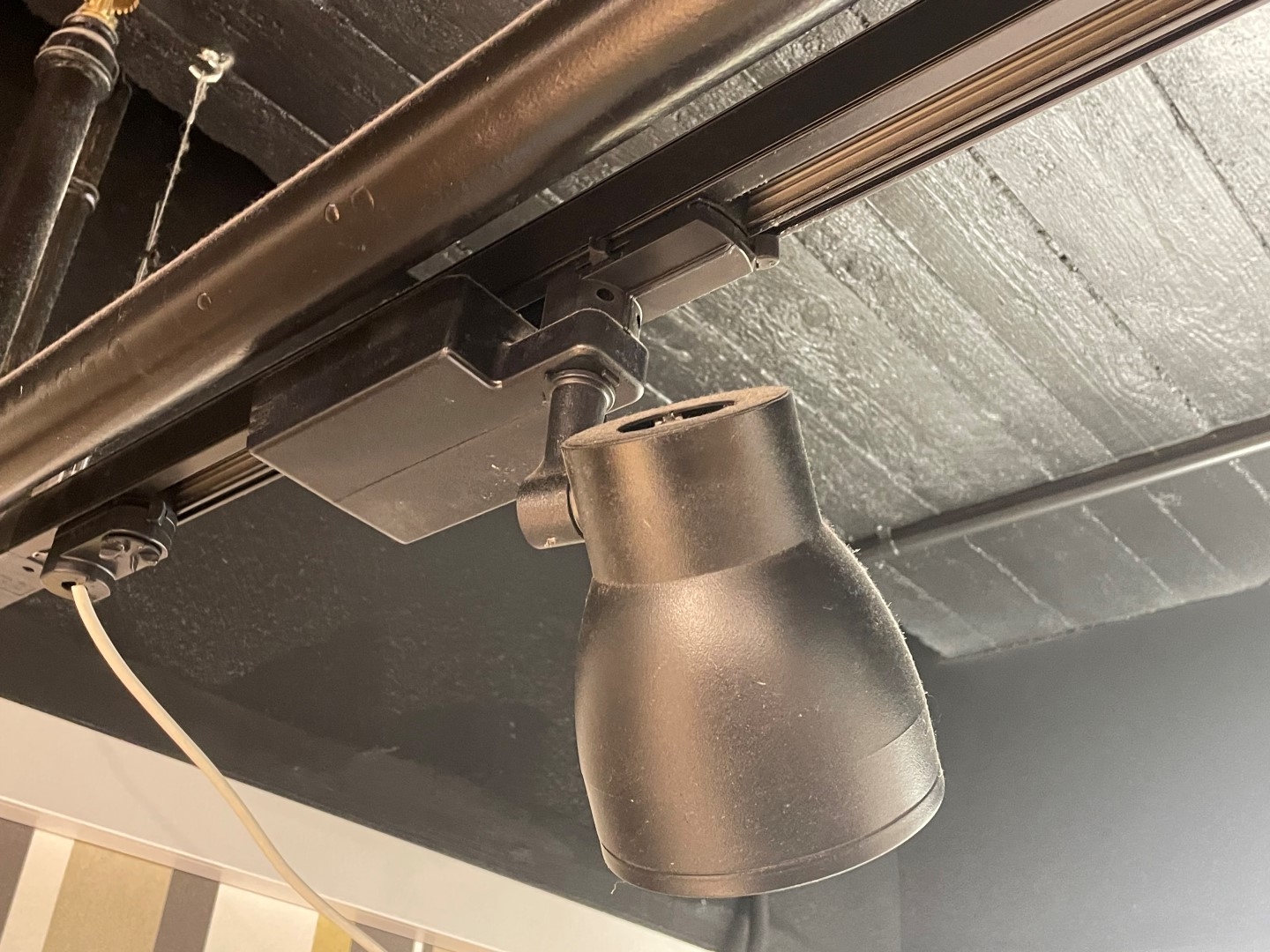 Ceiling lights and spotlights on rails - PS Auction - We value the ...