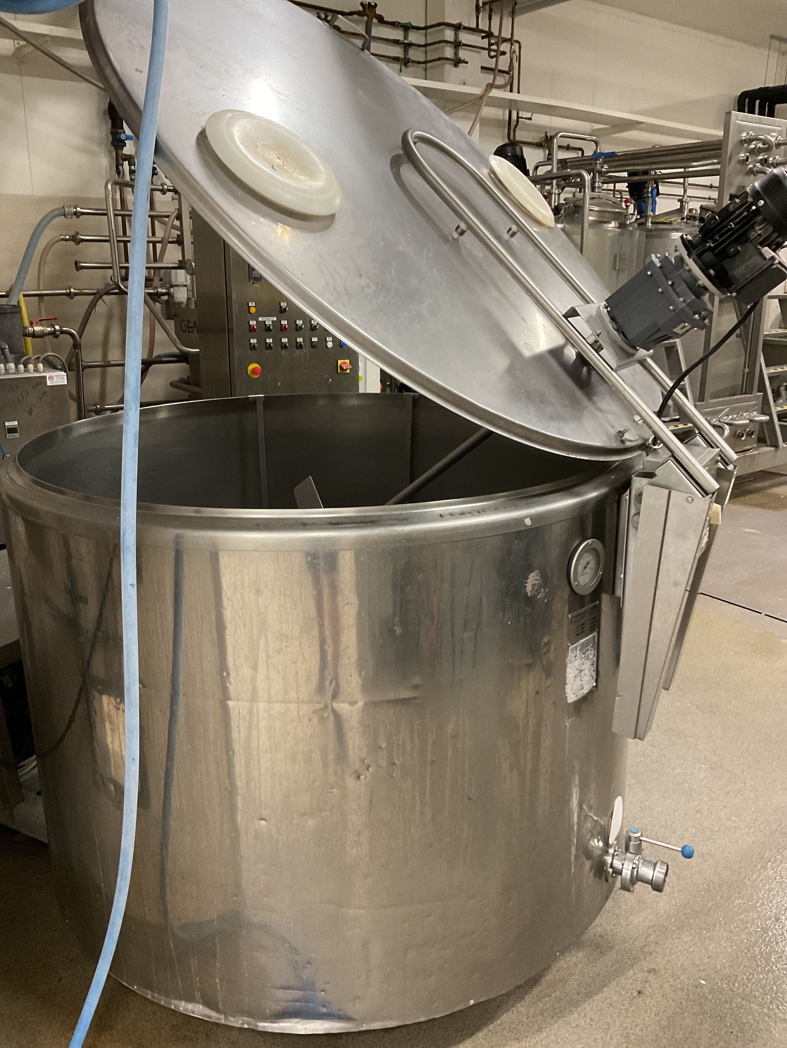 Maturation tank with agitator 1250Liters - PS Auction - We value the ...