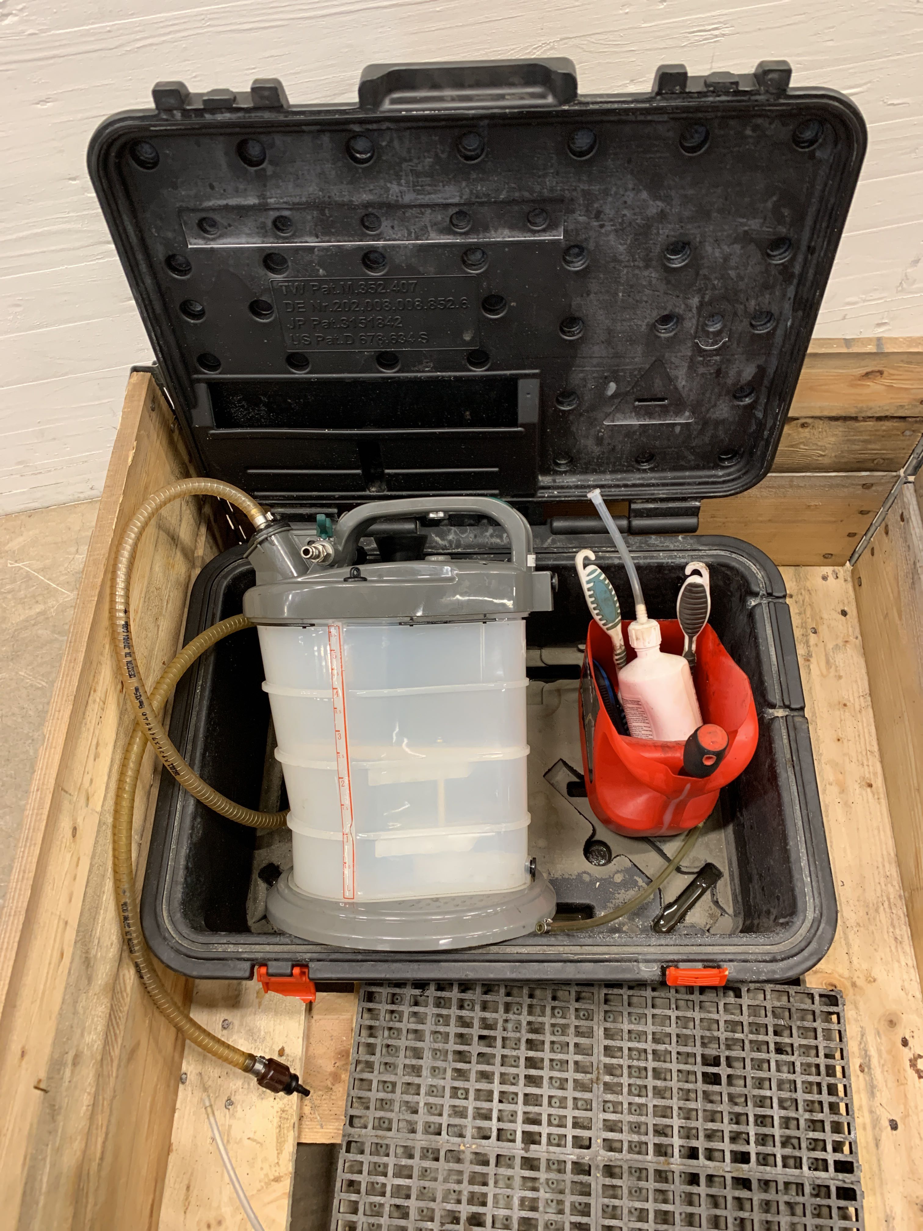 Assortment of various workshop accessories. - PS Auction - We value the ...