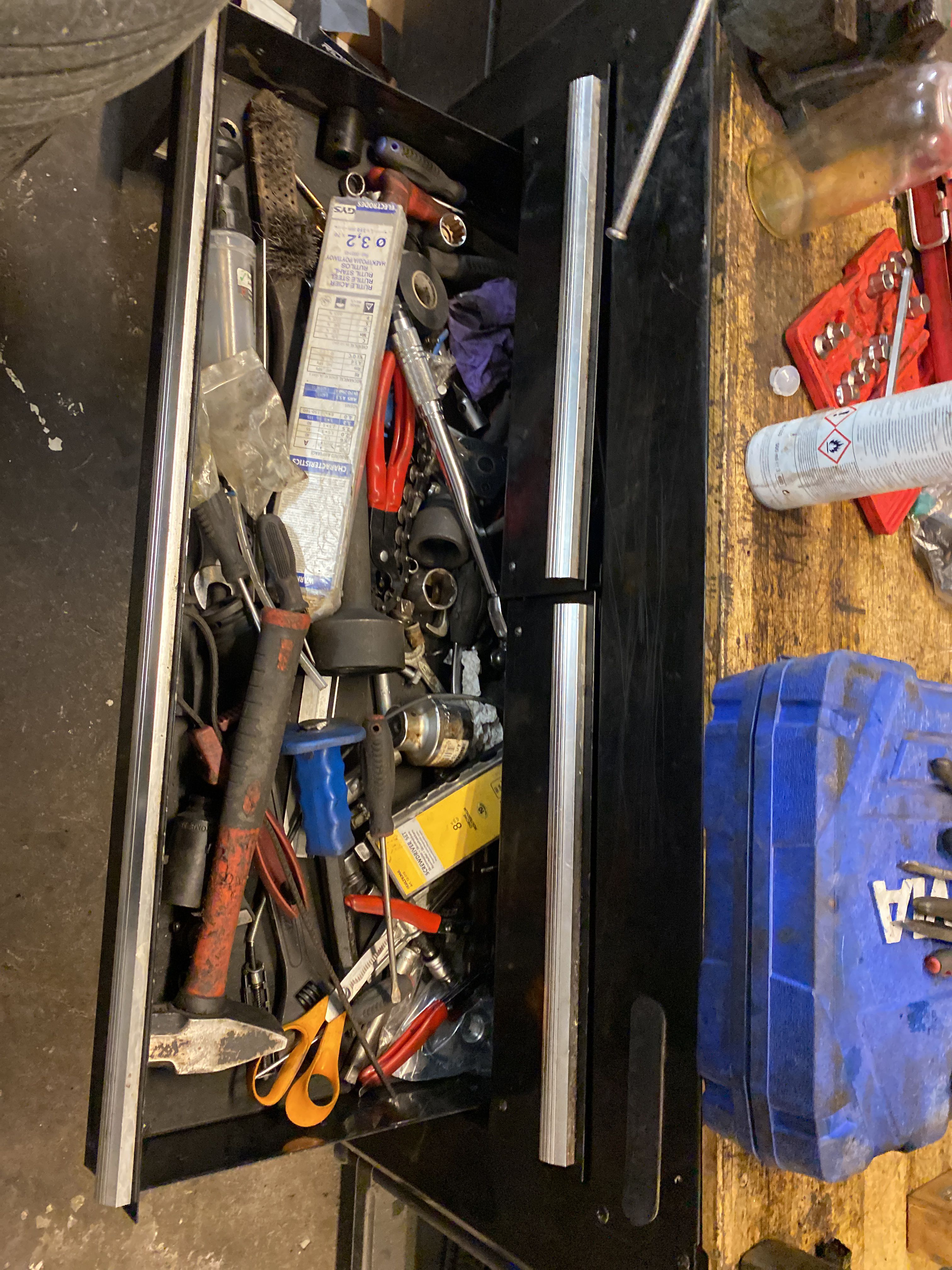 Workbench, hand tools, press, shelf - PS Auction - We value the future ...