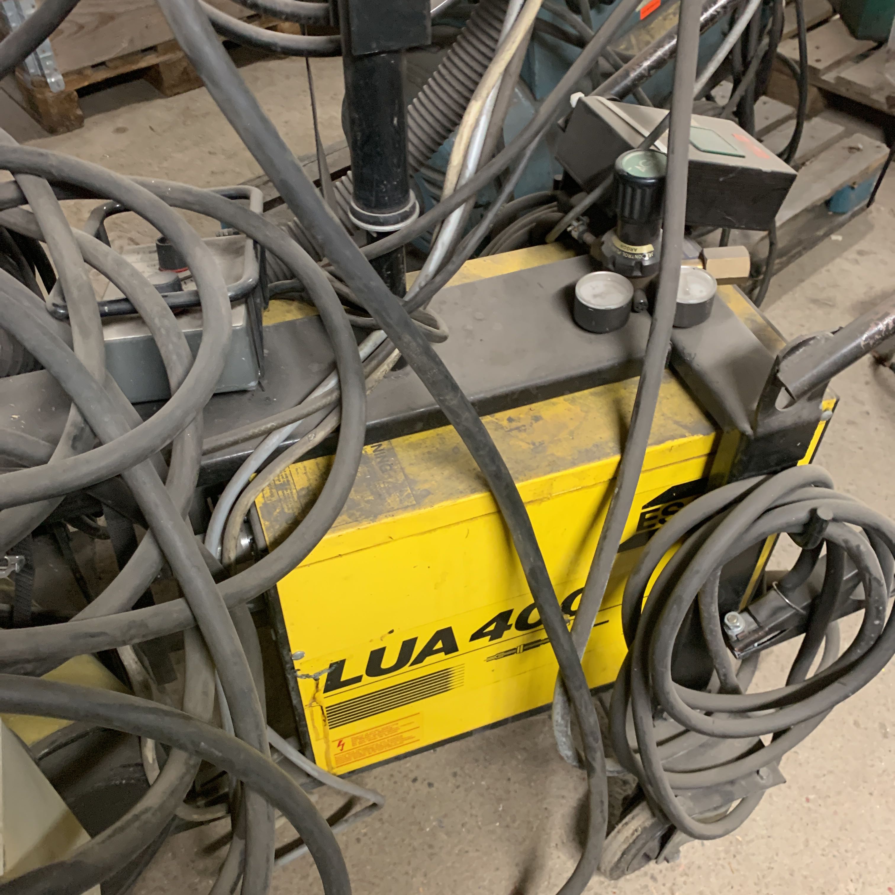 Mig-Svets ESAB LUA 400, feeder and extractor - PS Auction - We value ...