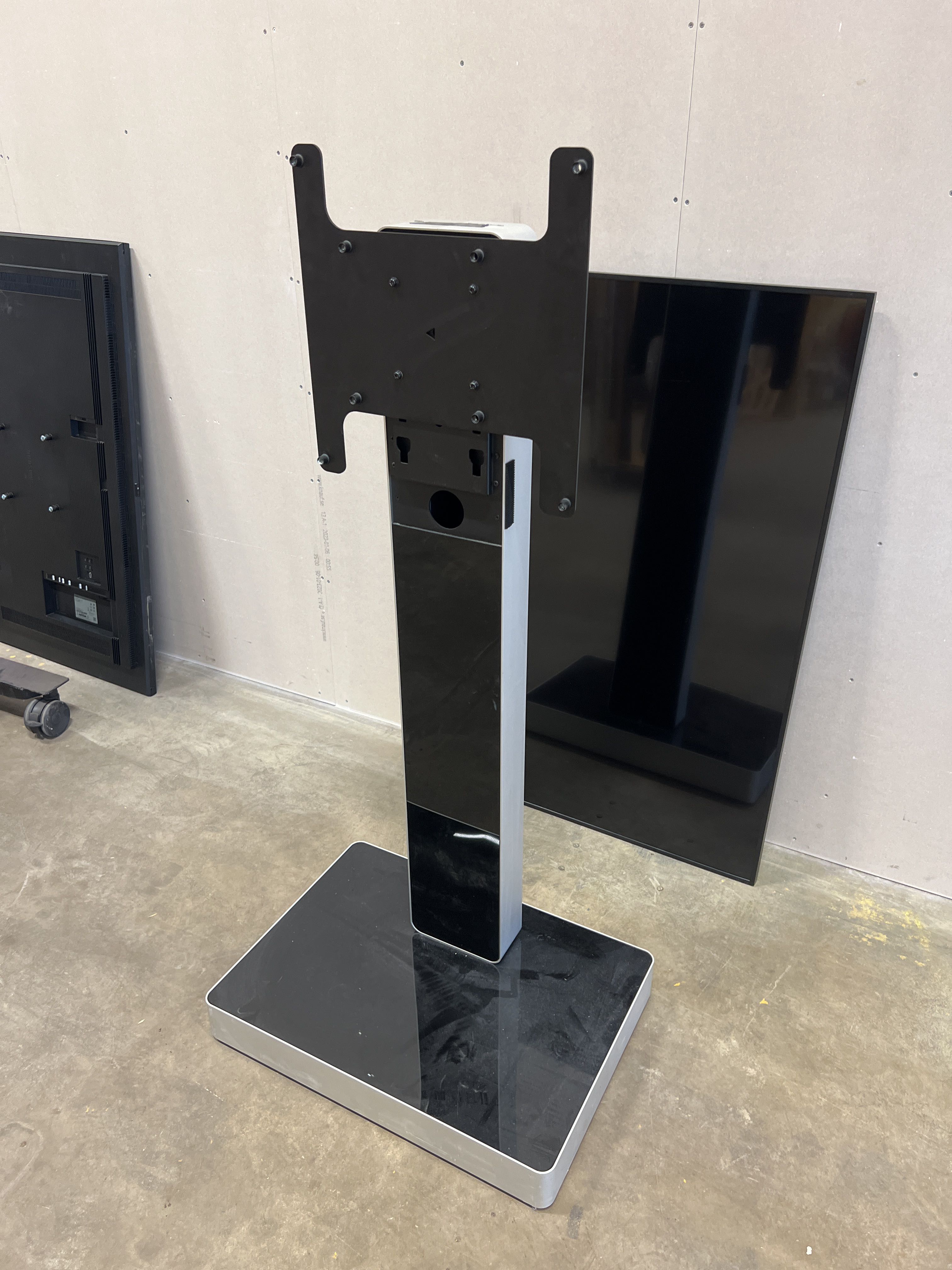Display screen 55" with stand on wheels - Samsung QB55R - PS Auction ...