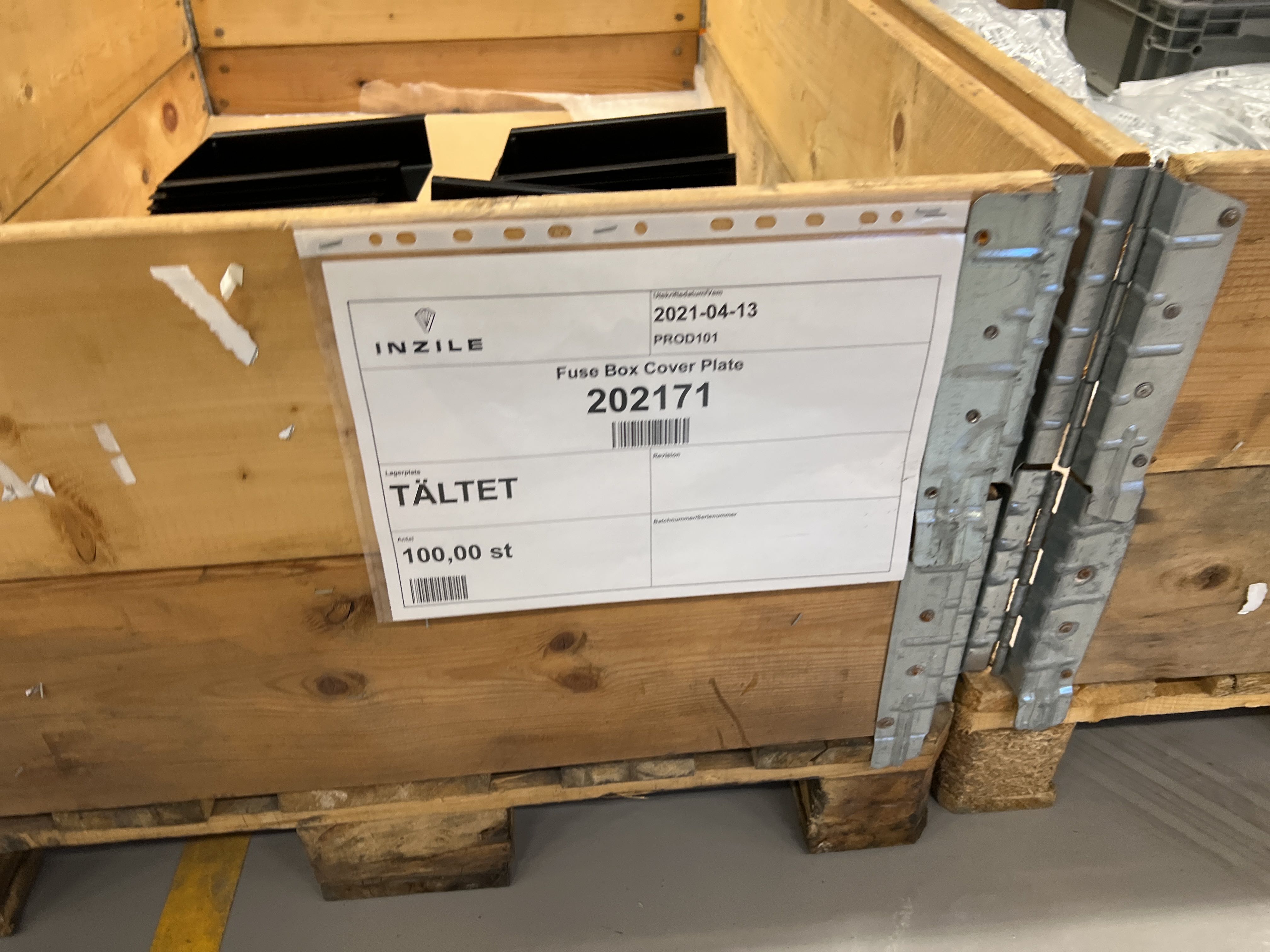13 pallets with various vehicle details - PS Auction - We value the ...