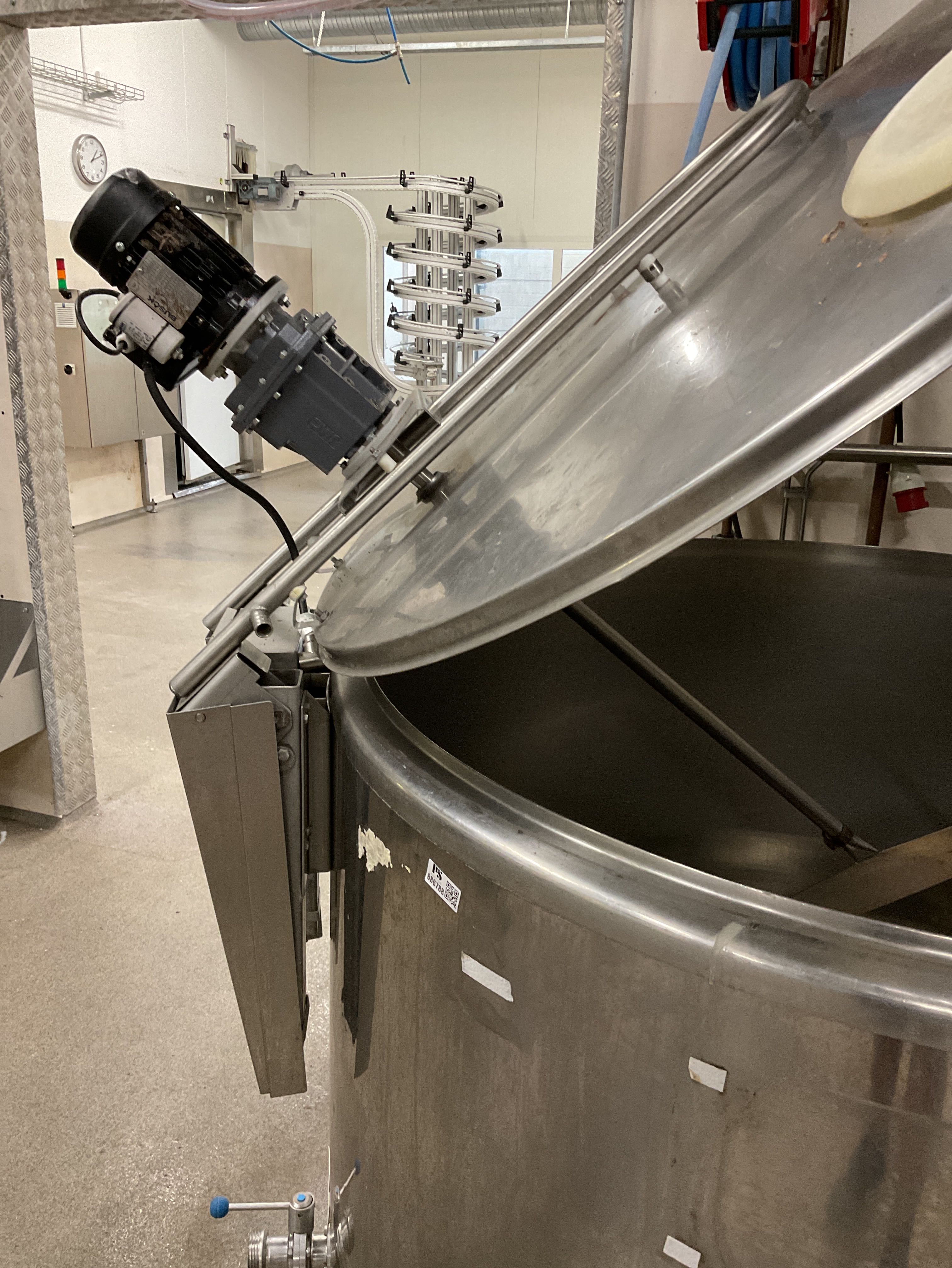 Maturation tank with agitator 1250Liters - PS Auction - We value the ...