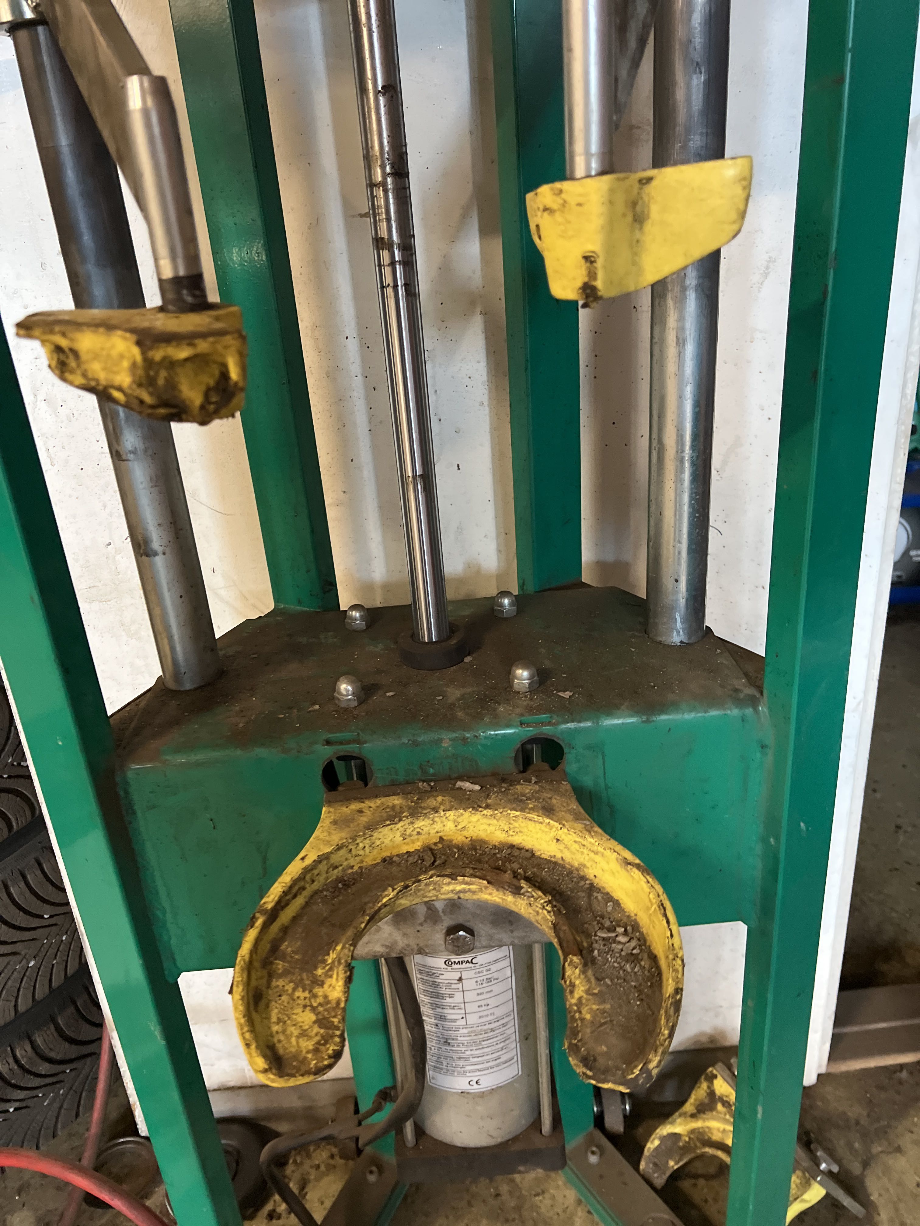Shock absorber press Compac CSC G2 - PS Auction - We value the future ...