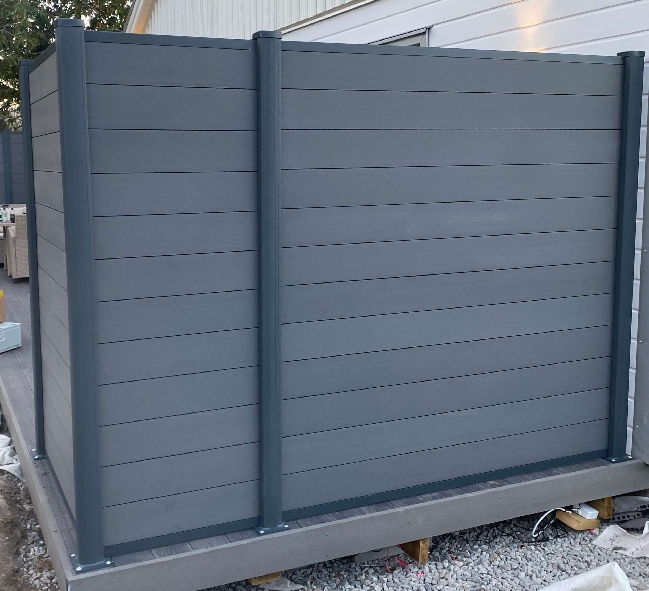 Plank/insynsskydd i träkomposit grå (1,8 m) - 2 sektioner - Auktioner ...