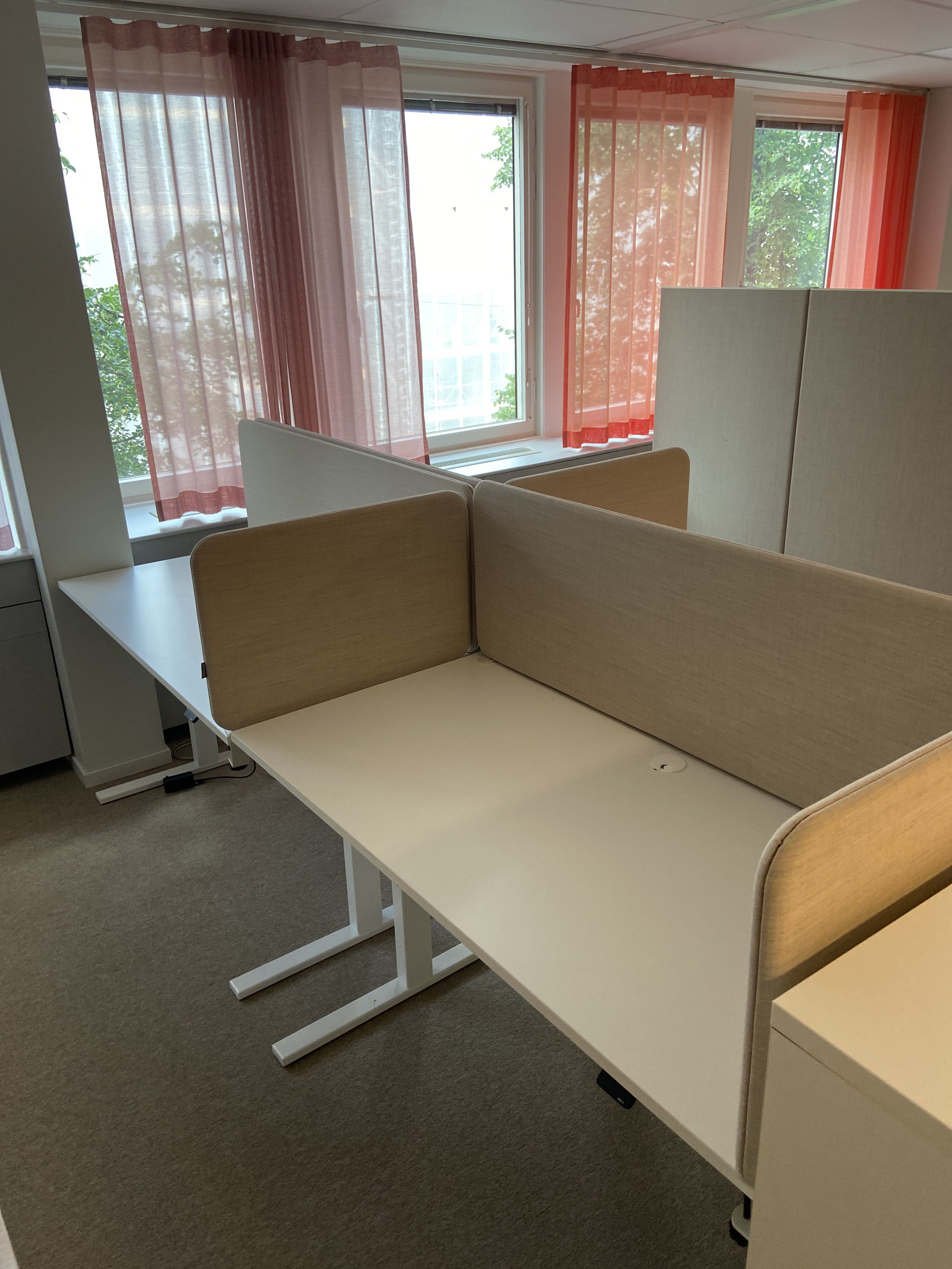 Raised and lowerable desks, 4 pieces - PS Auction - We value the future ...