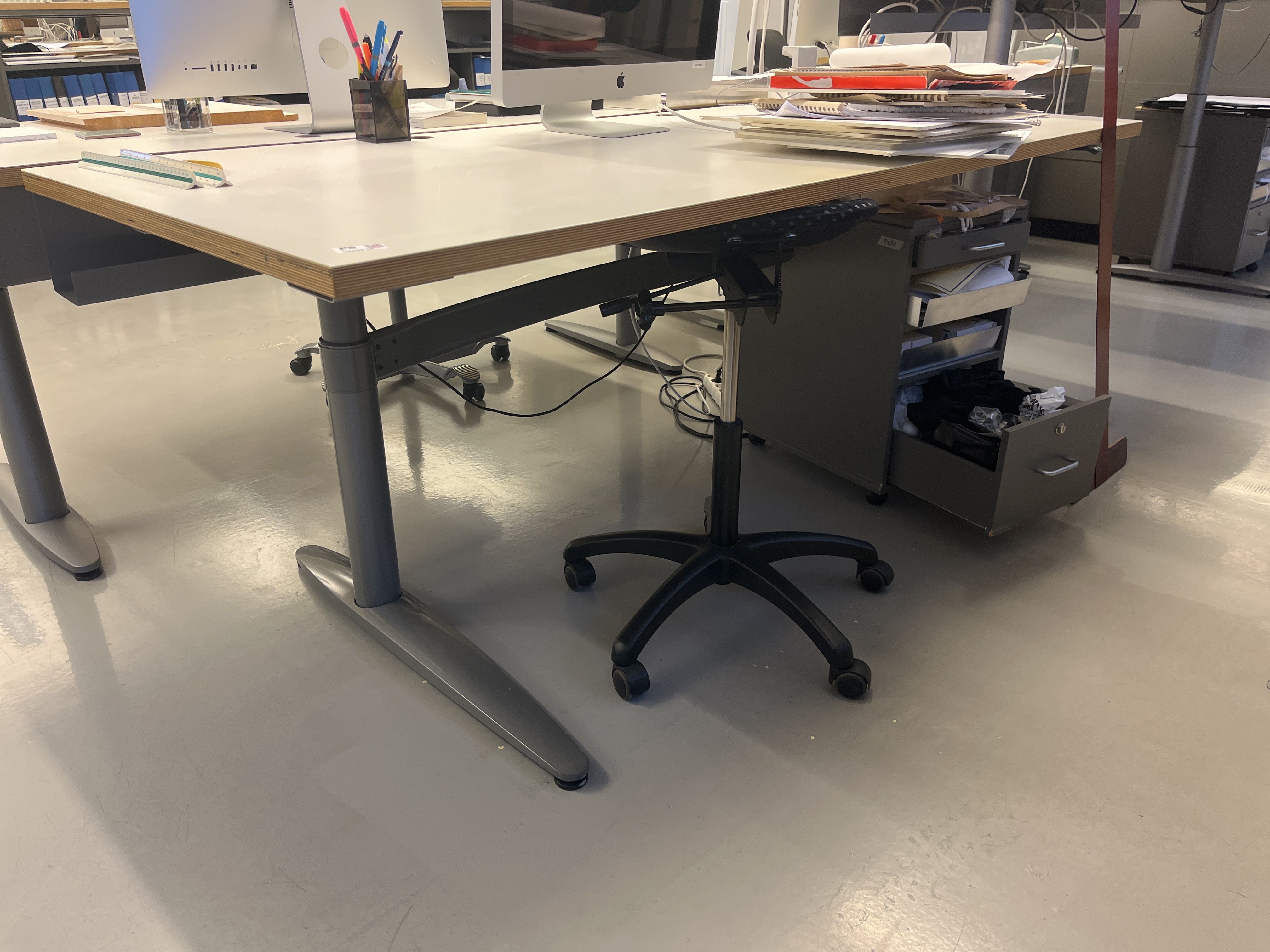 Raised & lowerable desk approx. 2000x860 mm - PS Auction - We value the ...