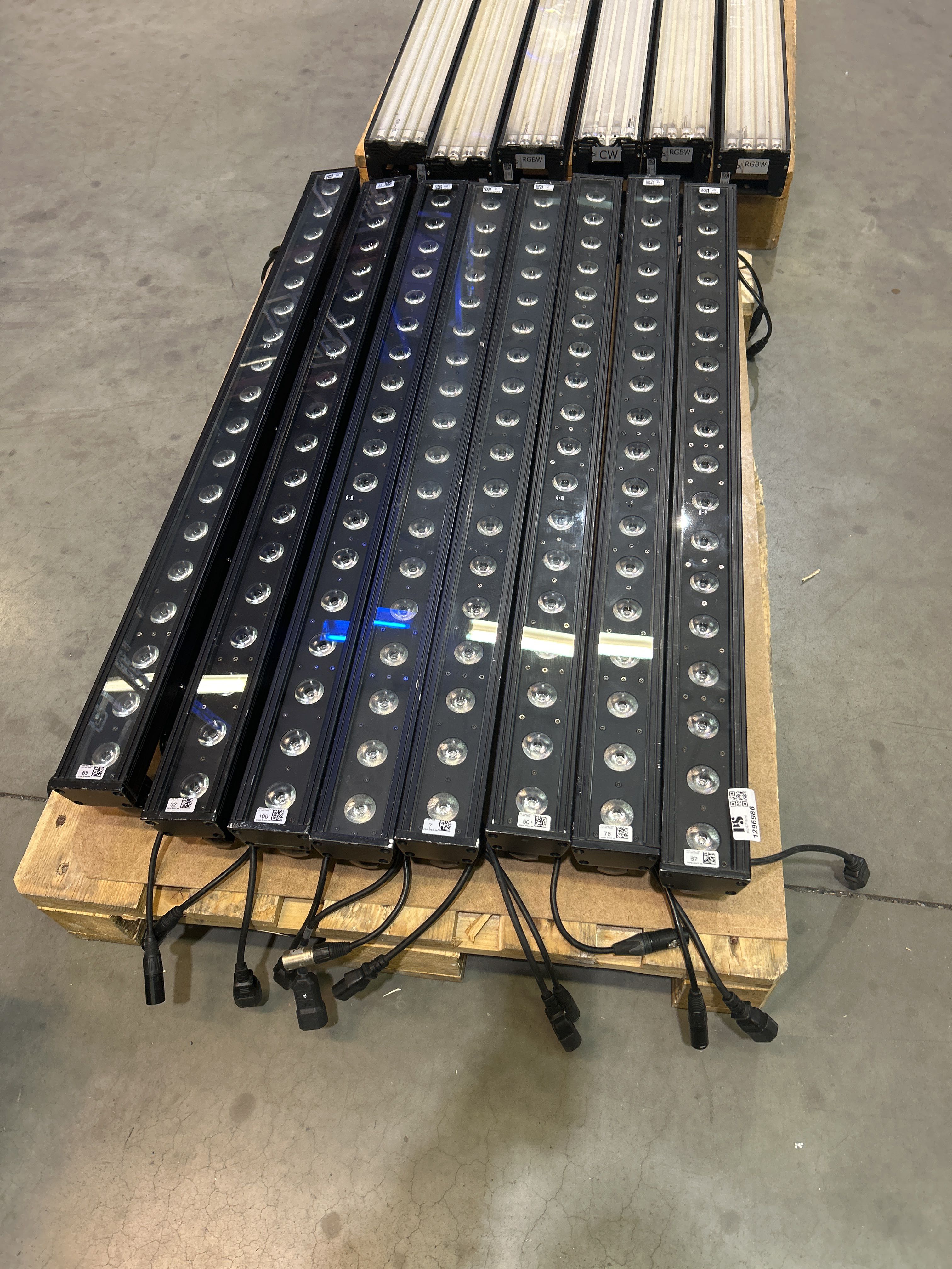 LED pixelbar 8 st - ADJ Mega Tri Bar 18 x 3-1 LED, DMX3 - Auktioner ...