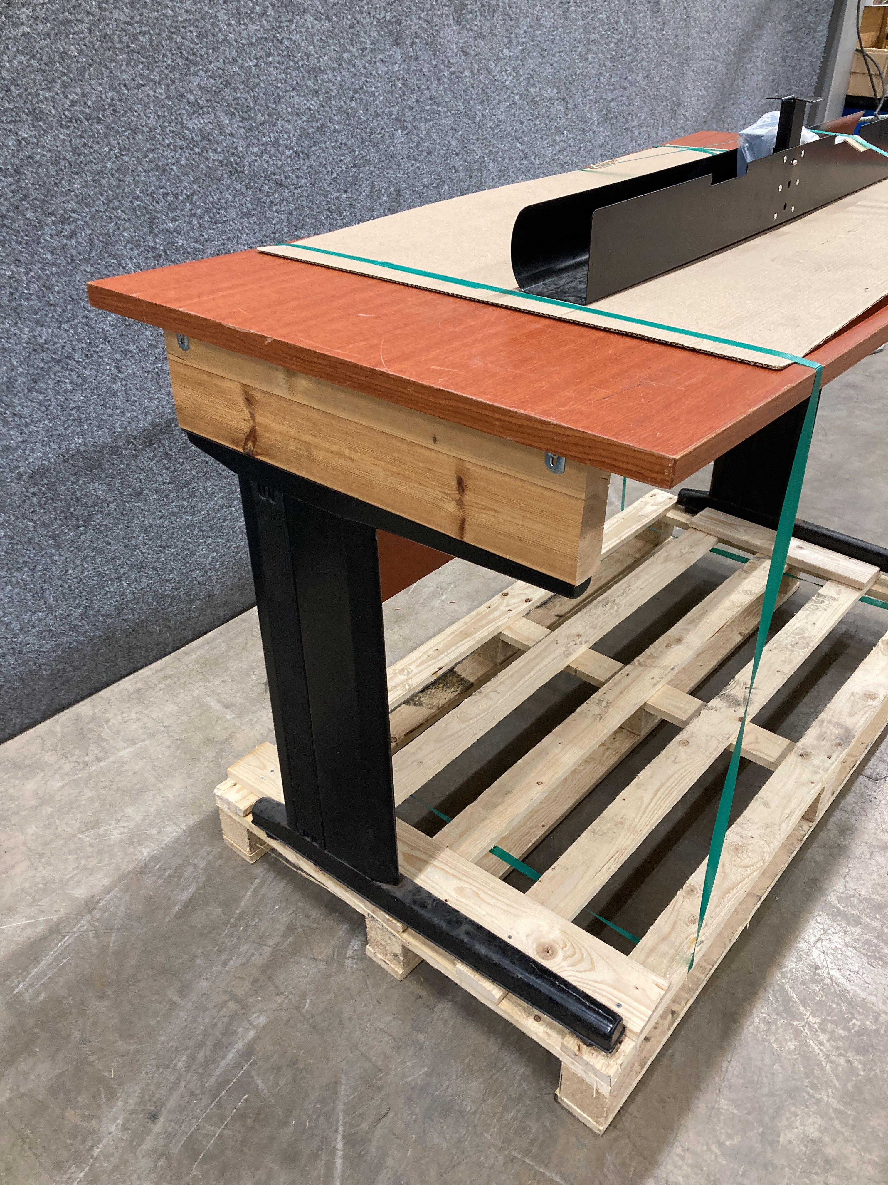 Work table - PS Auction - We value the future - Largest in net auctions