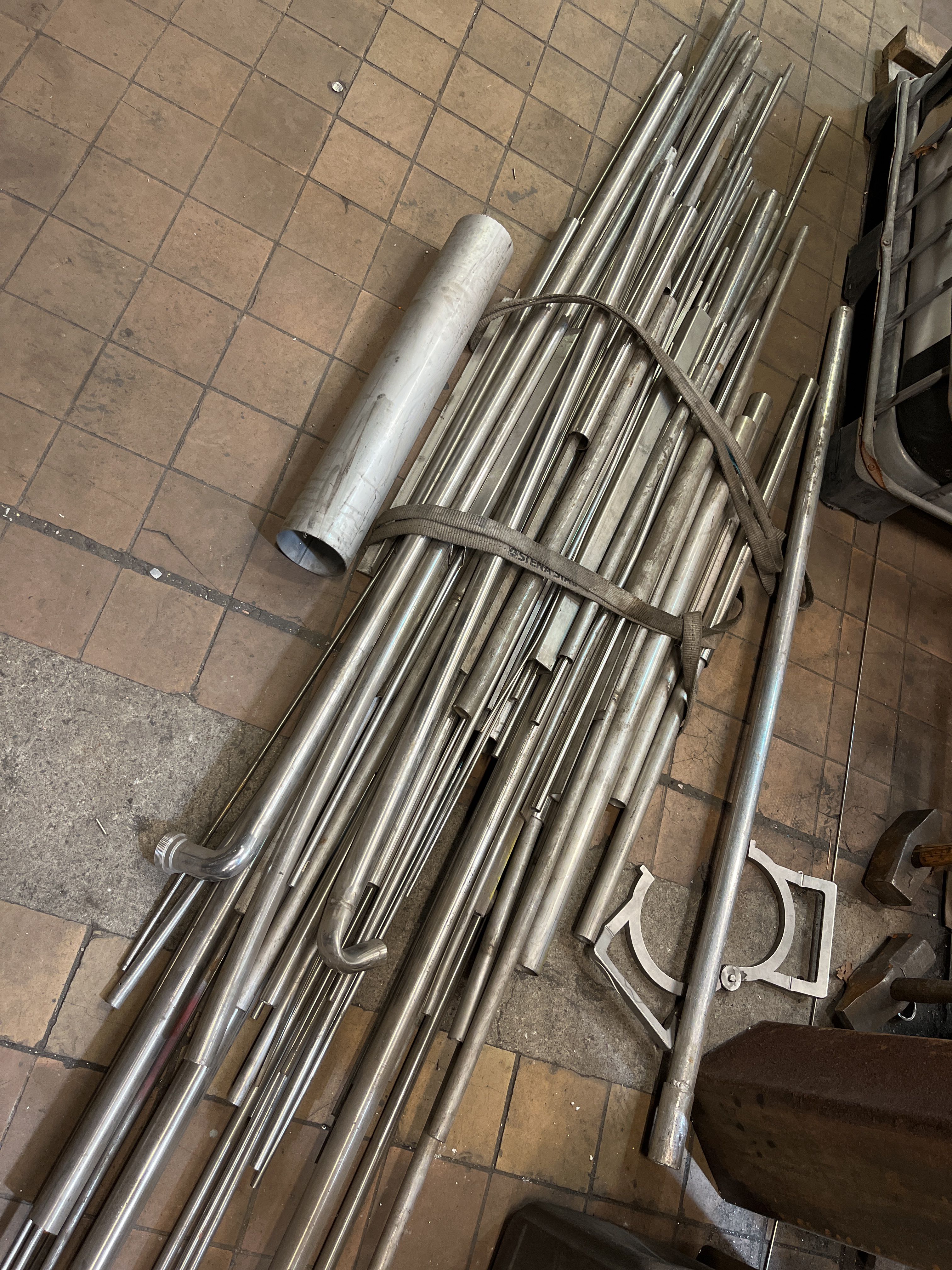 Samling med diverse metallprofiler i varierat utförande - Auktioner ...