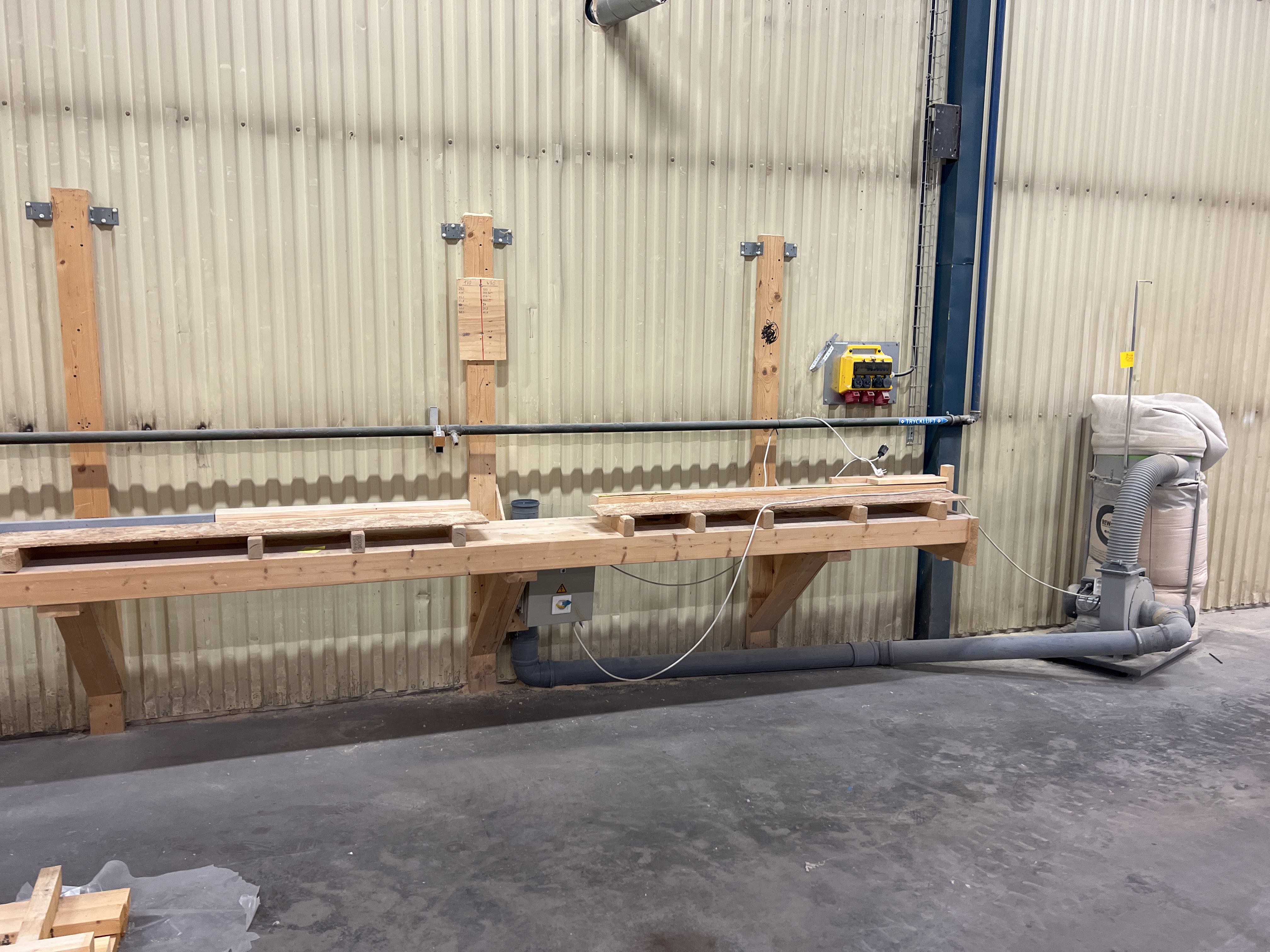 Carpenter's bench and chip extractor Luna BDC 240 -2016 - PS Auction ...