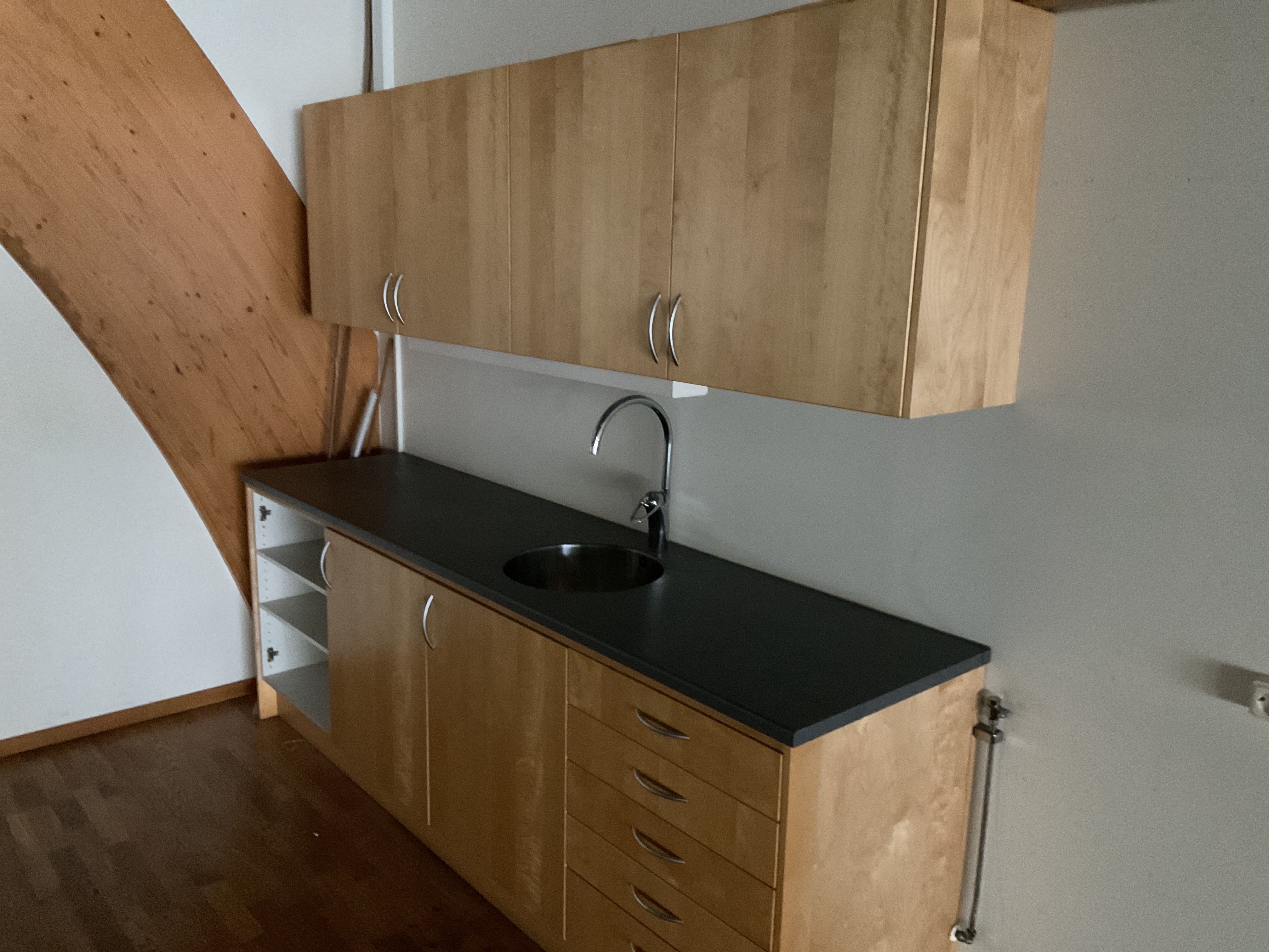 Kitchen with upper cupboard - PS Auction - We value the future ...