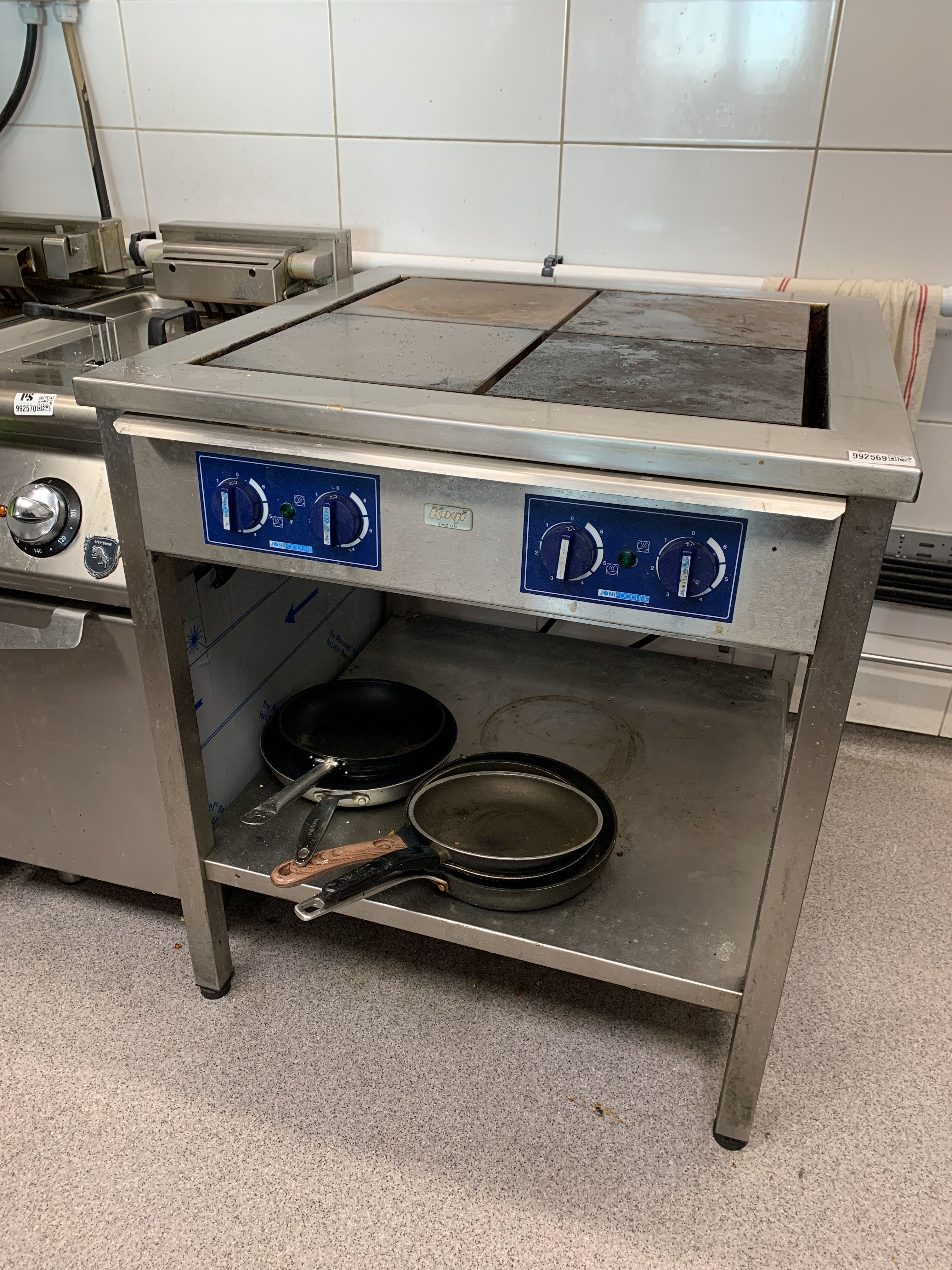 Restaurant stove with four plates Jøni MKK-4 - PS Auction - We value ...
