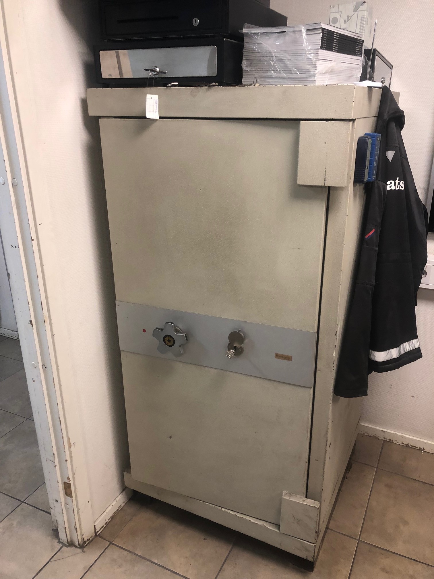 Rosengren Safety cabinet SS3000 - PS Auction - We value the future ...