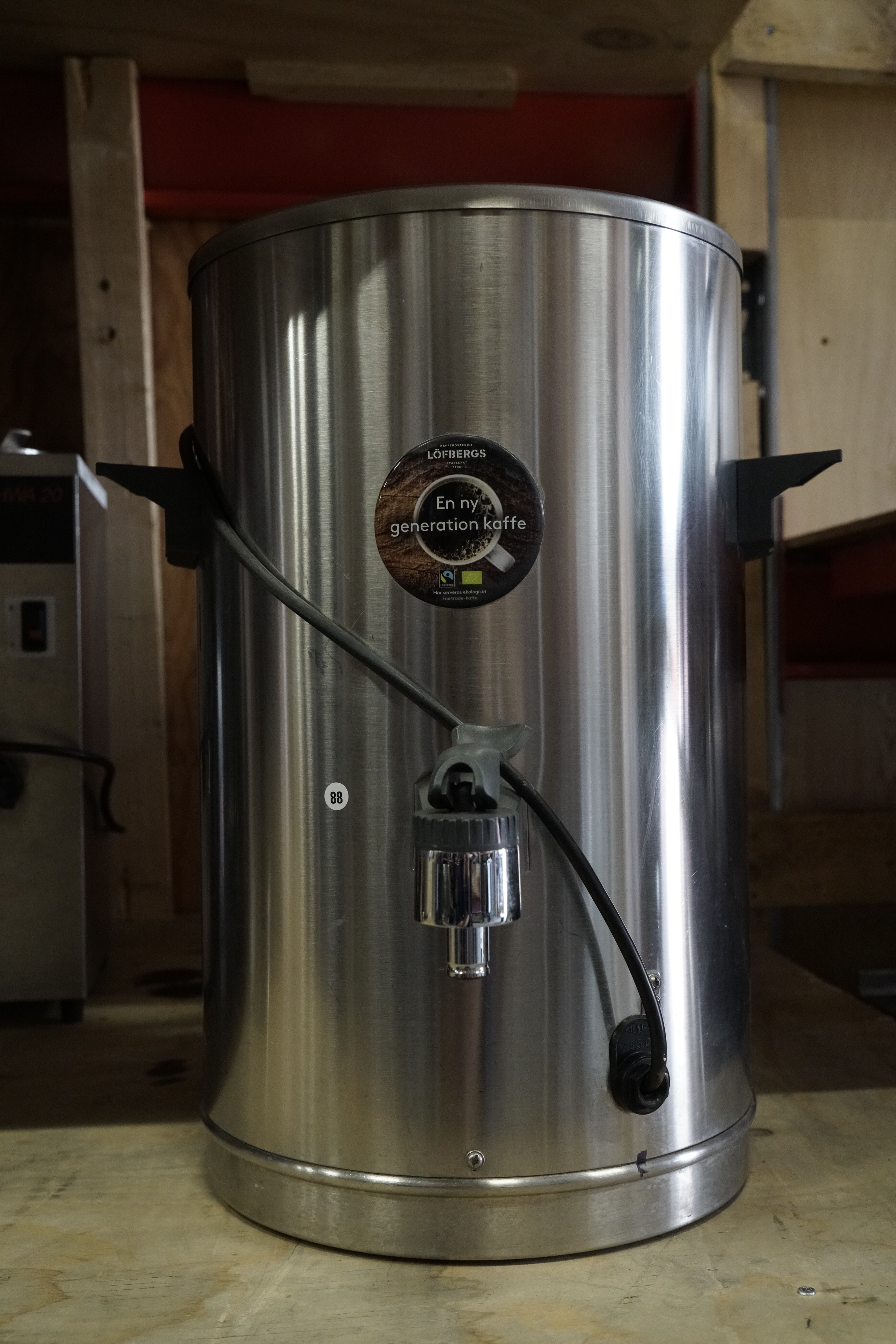 Kaffedispenser med dubbel tappkran - Auktioner online - Nätauktioner ...