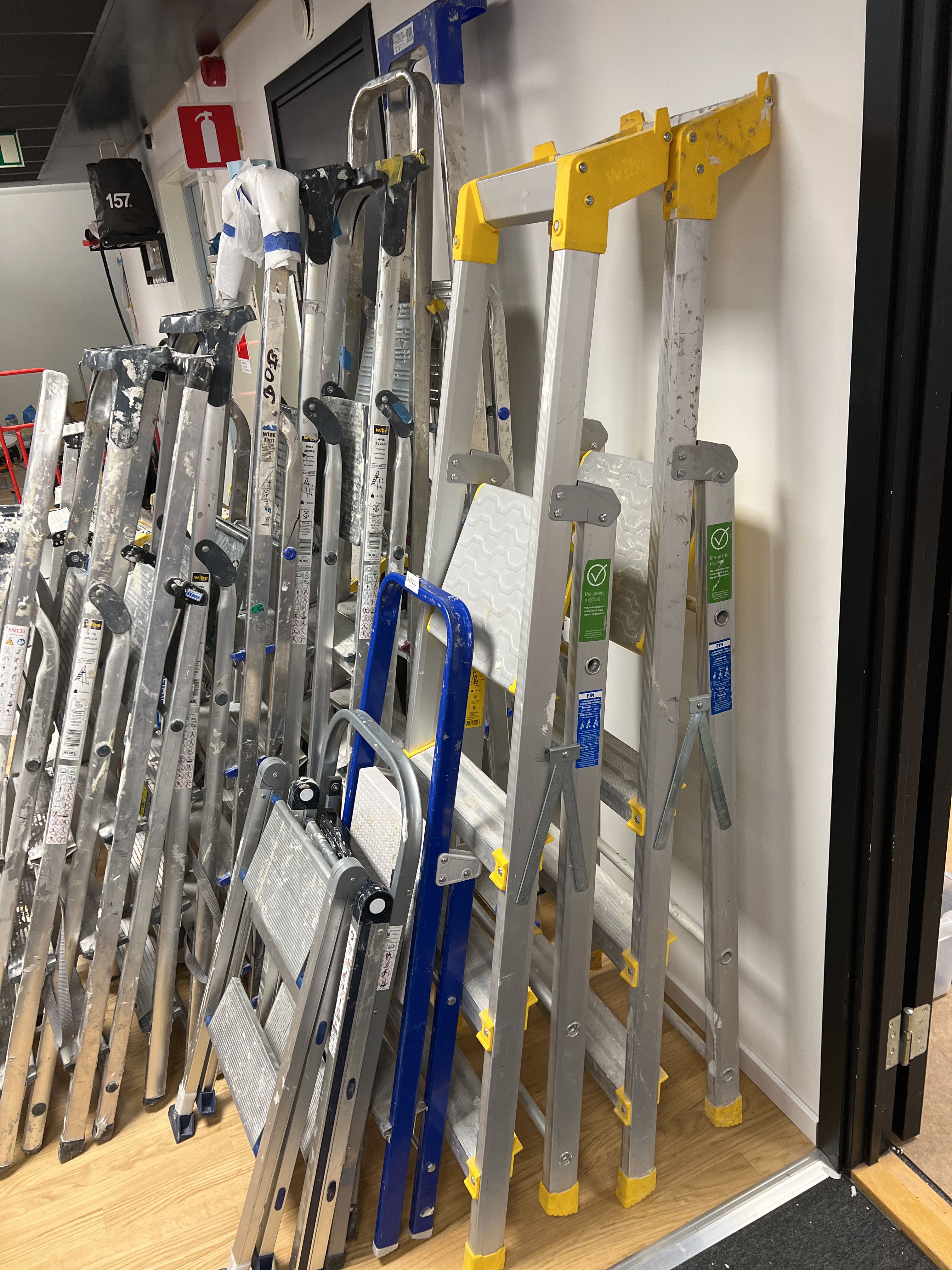 Collection of ladders and stools, approx. 25 pcs - PS Auction - We ...