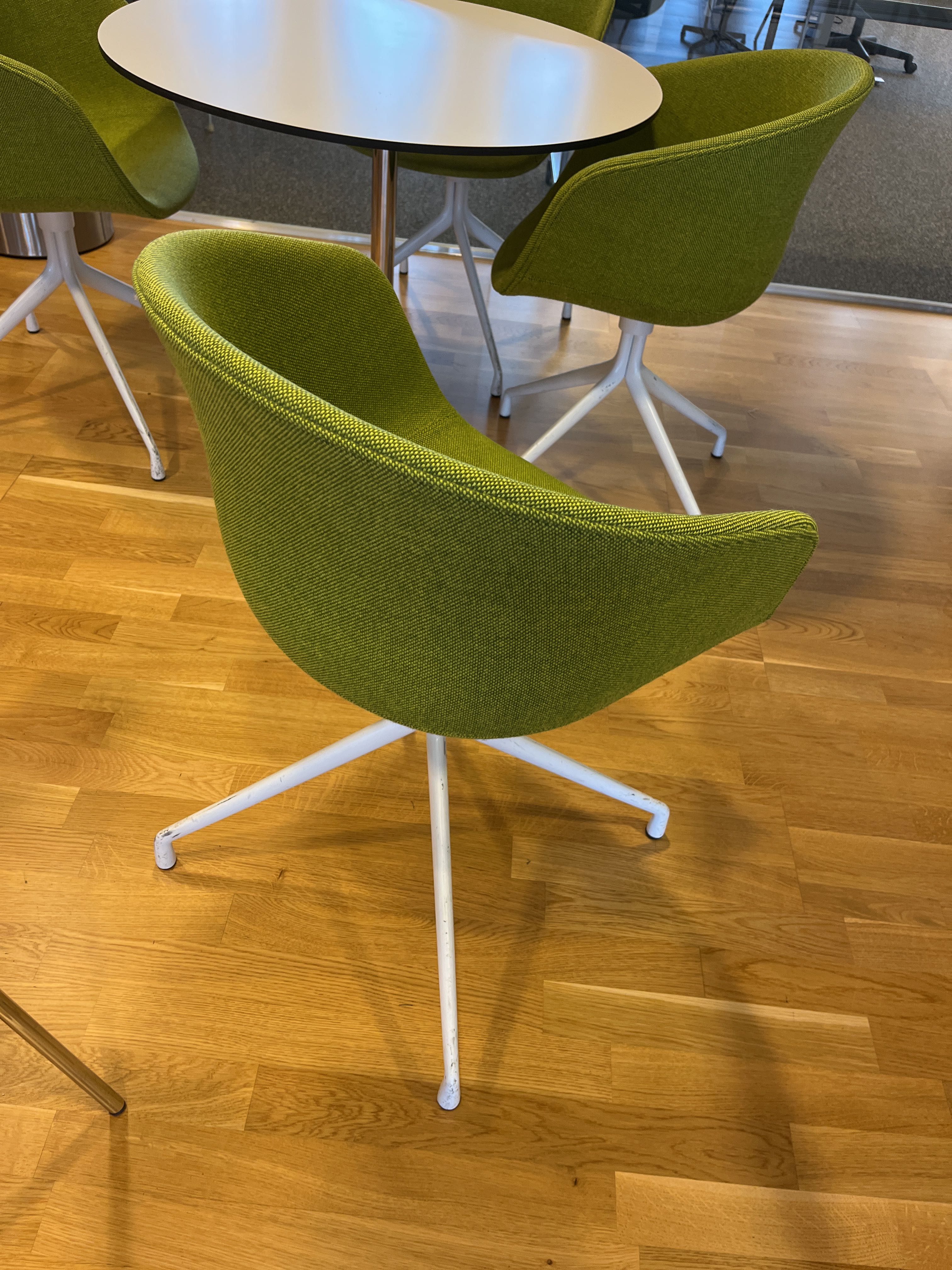 Runt bord med 4st stolar - Auktioner online - Nätauktioner ...