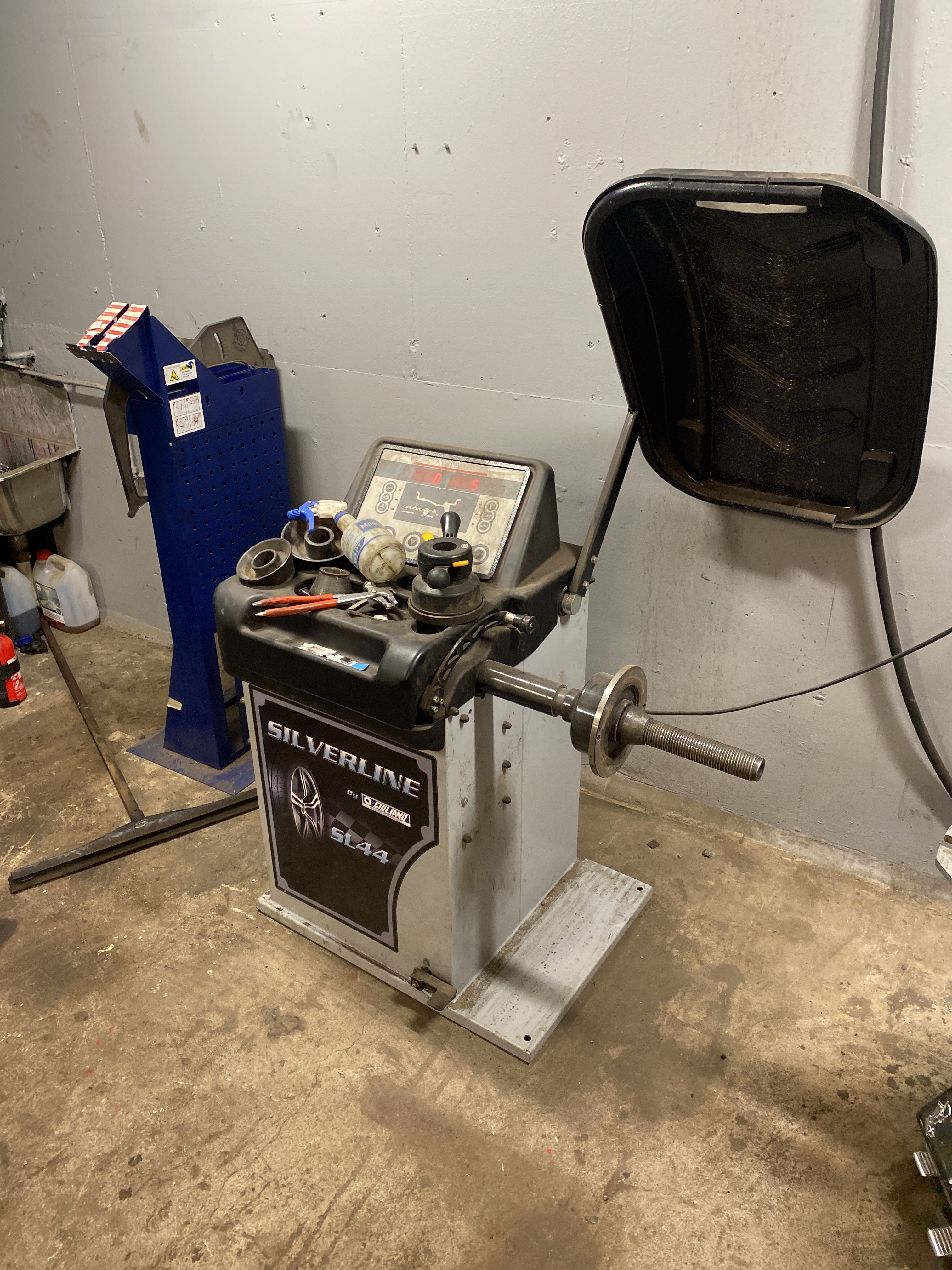 Tire balancing machine Silverline SL44 - PS Auction - We value the ...