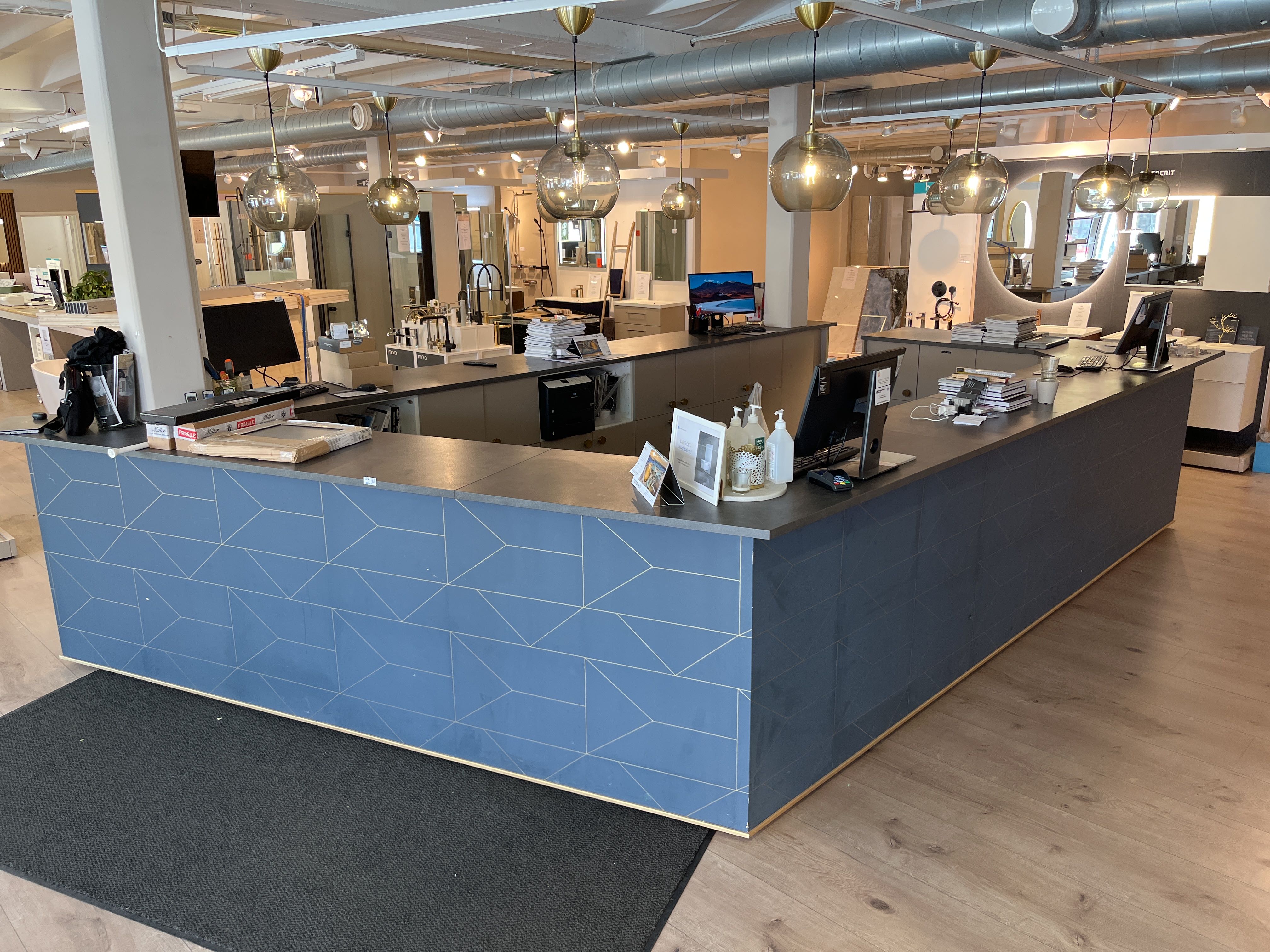 Large checkout counter - PS Auction - We value the future - Largest in ...