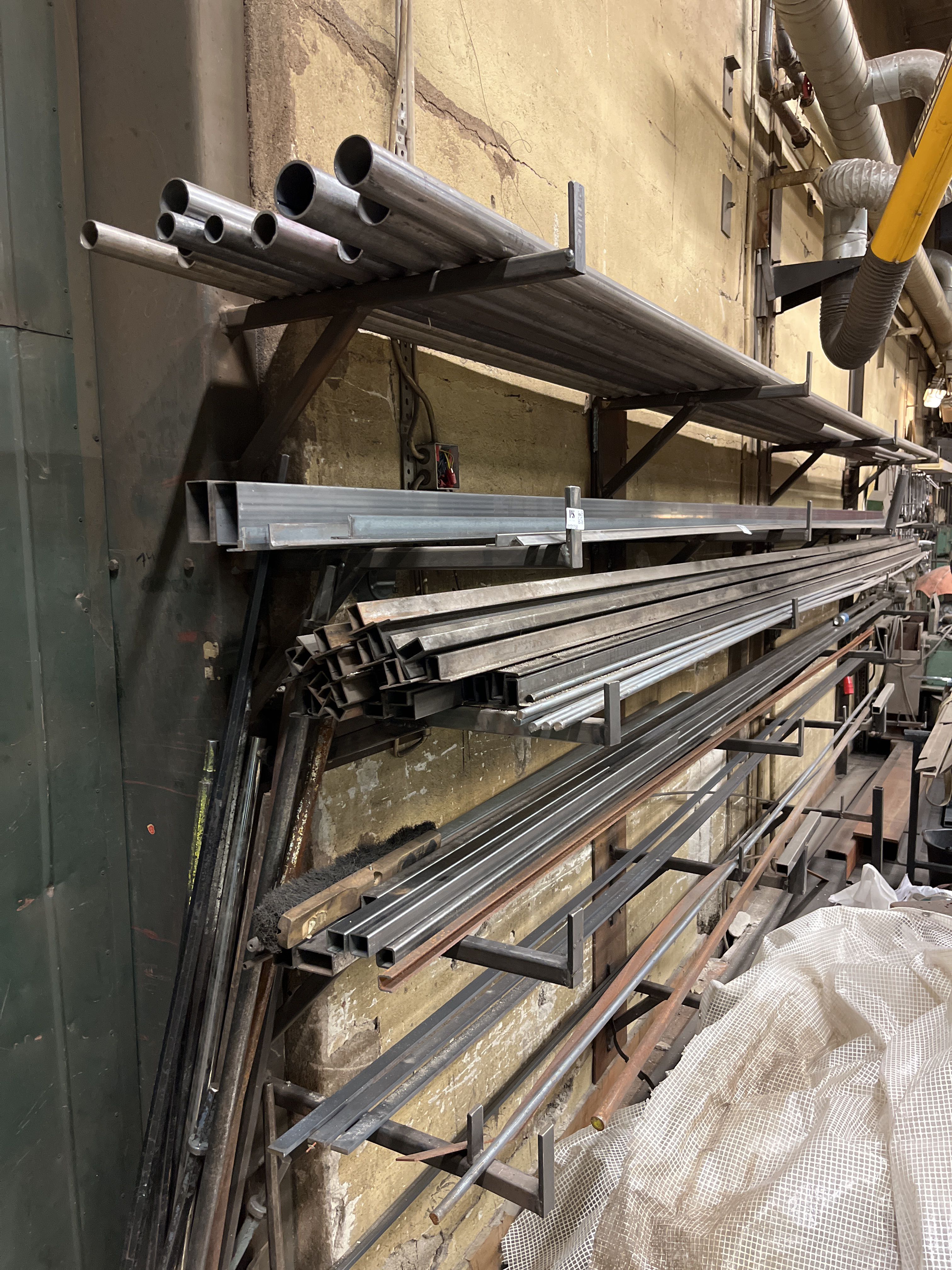 Samling med diverse metallprofiler i varierat utförande - Auktioner ...