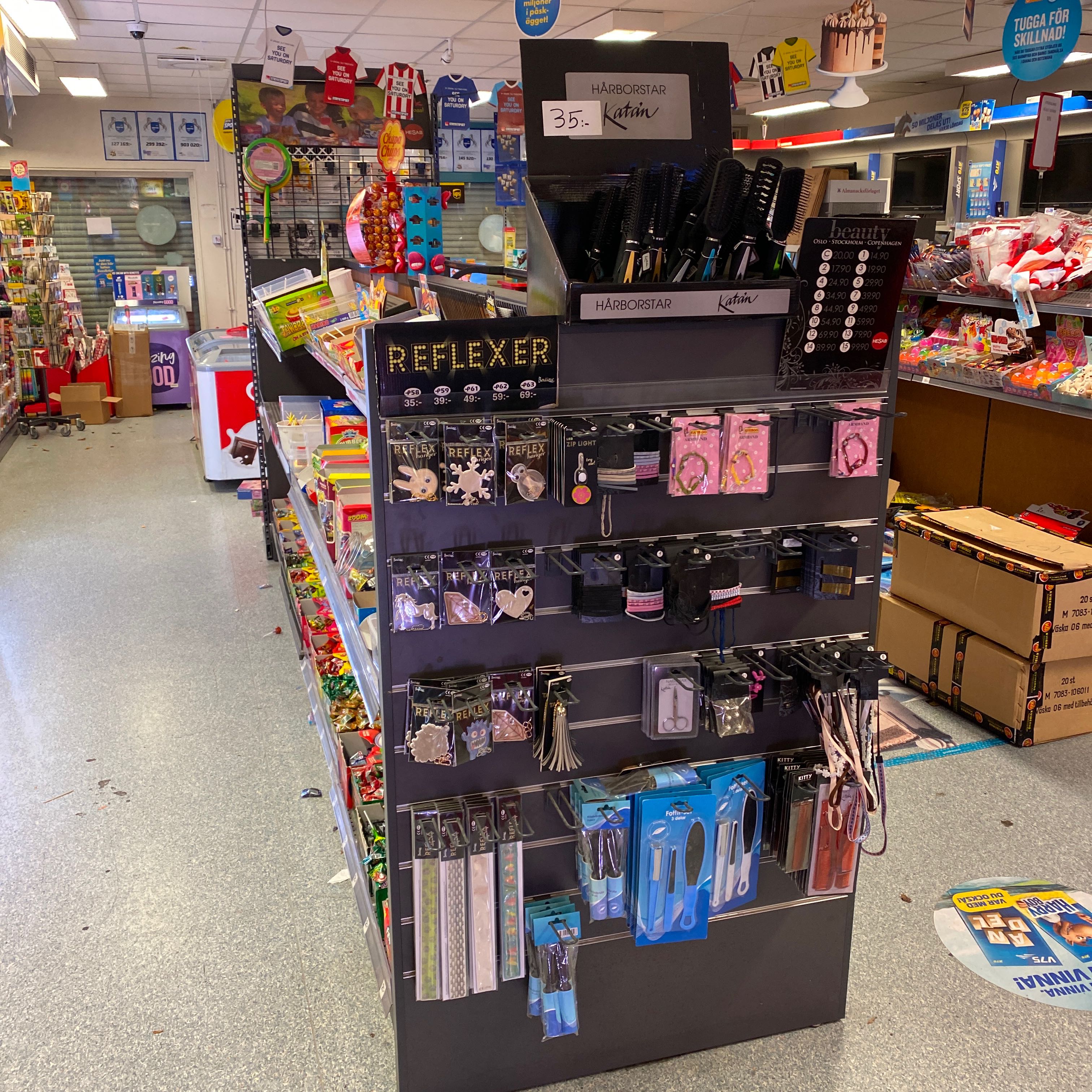 2 free-standing store shelves and wall module - PS Auction - We value ...