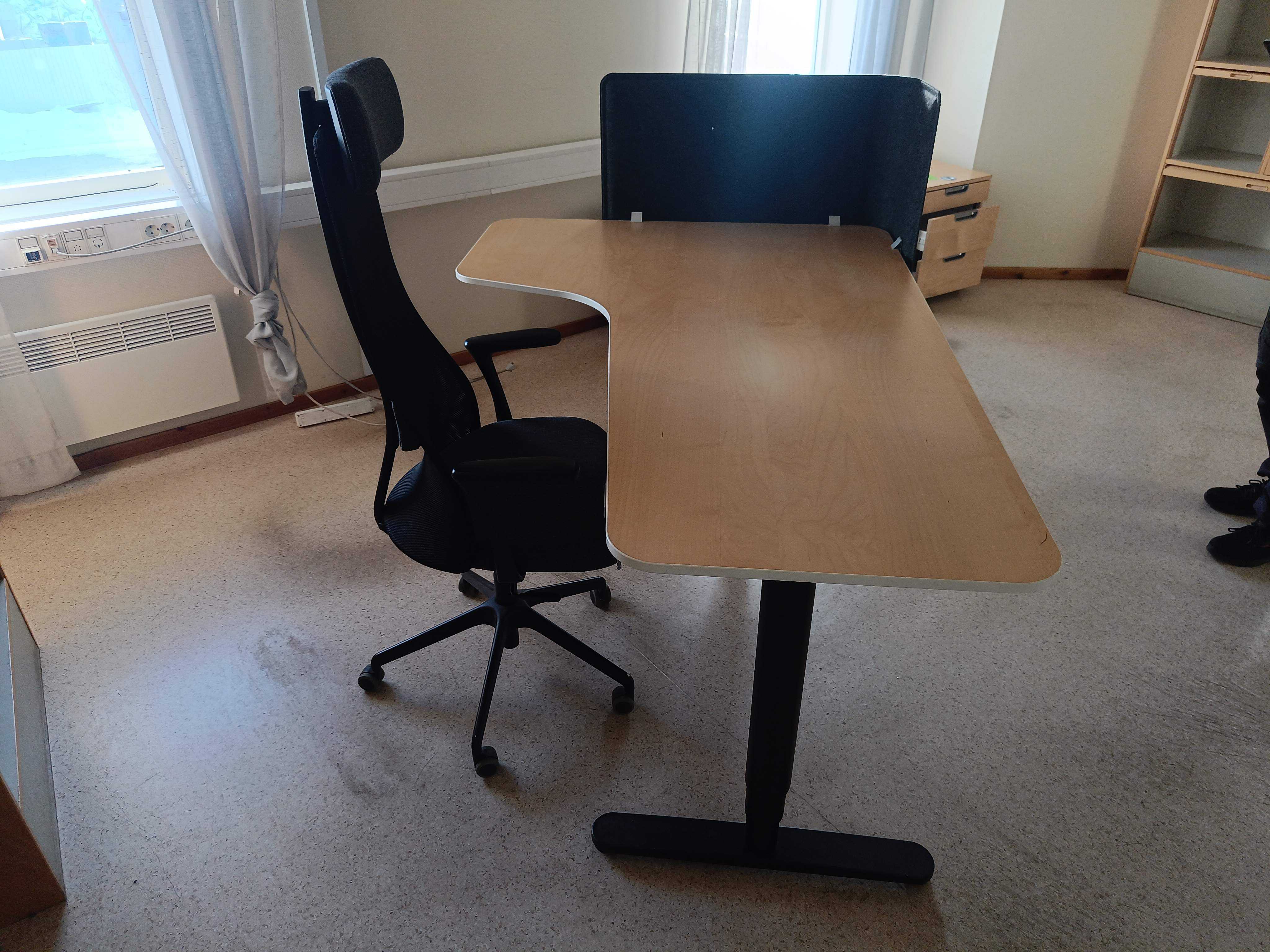 Raised and lowerable desk with office chair - PS Auction - We value the ...