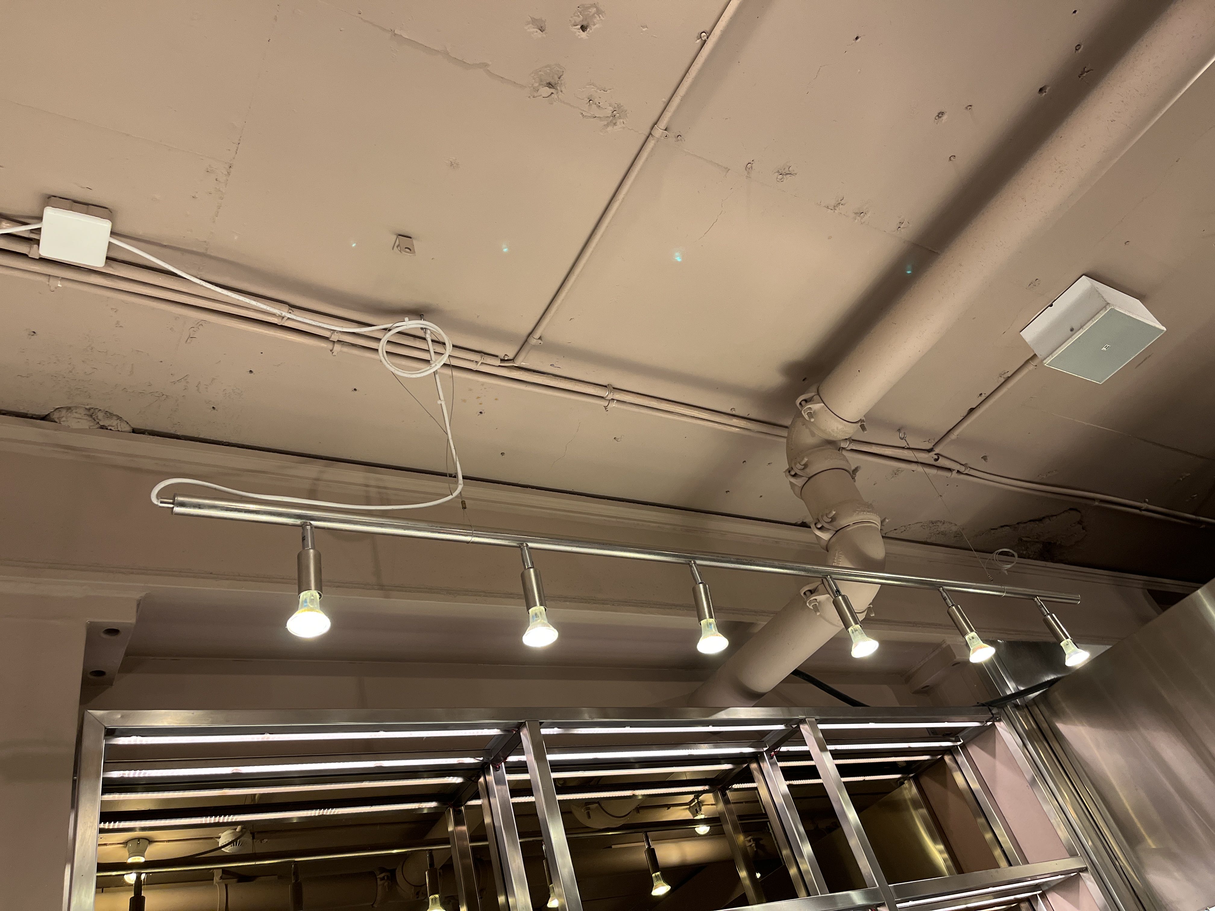 Spotlights on rail x12 light sources - PS Auction - We value the future ...