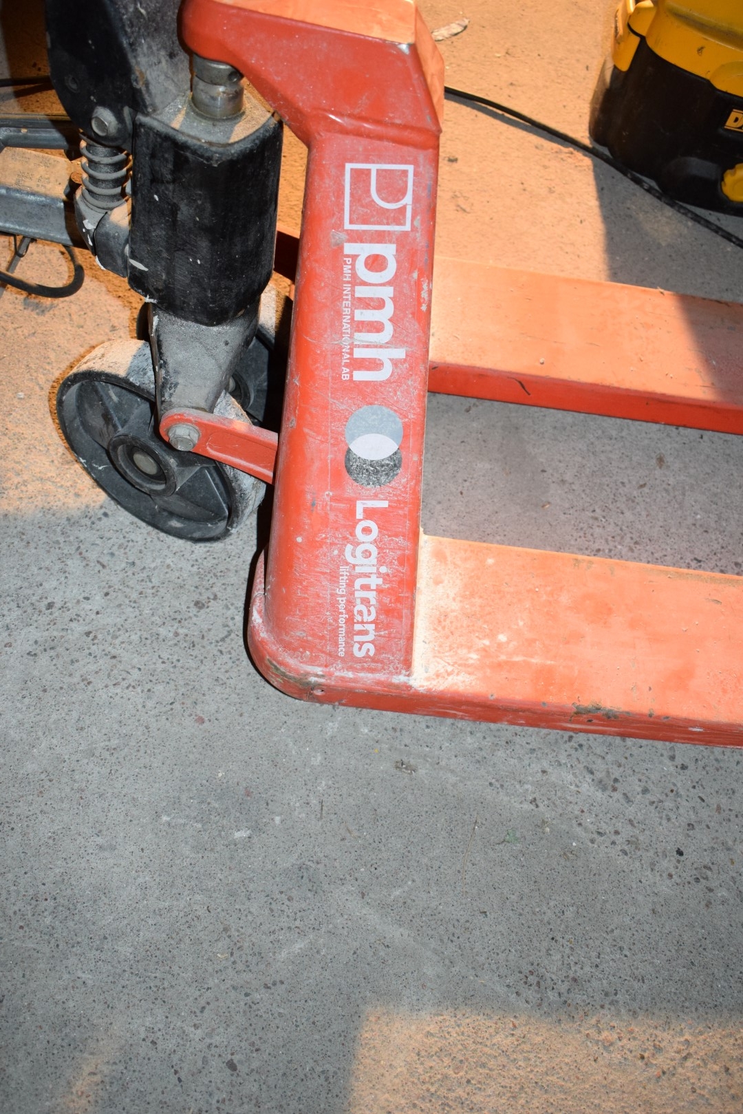 Pallet carrier Pmh Logitrans - PS Auction - We value the future ...