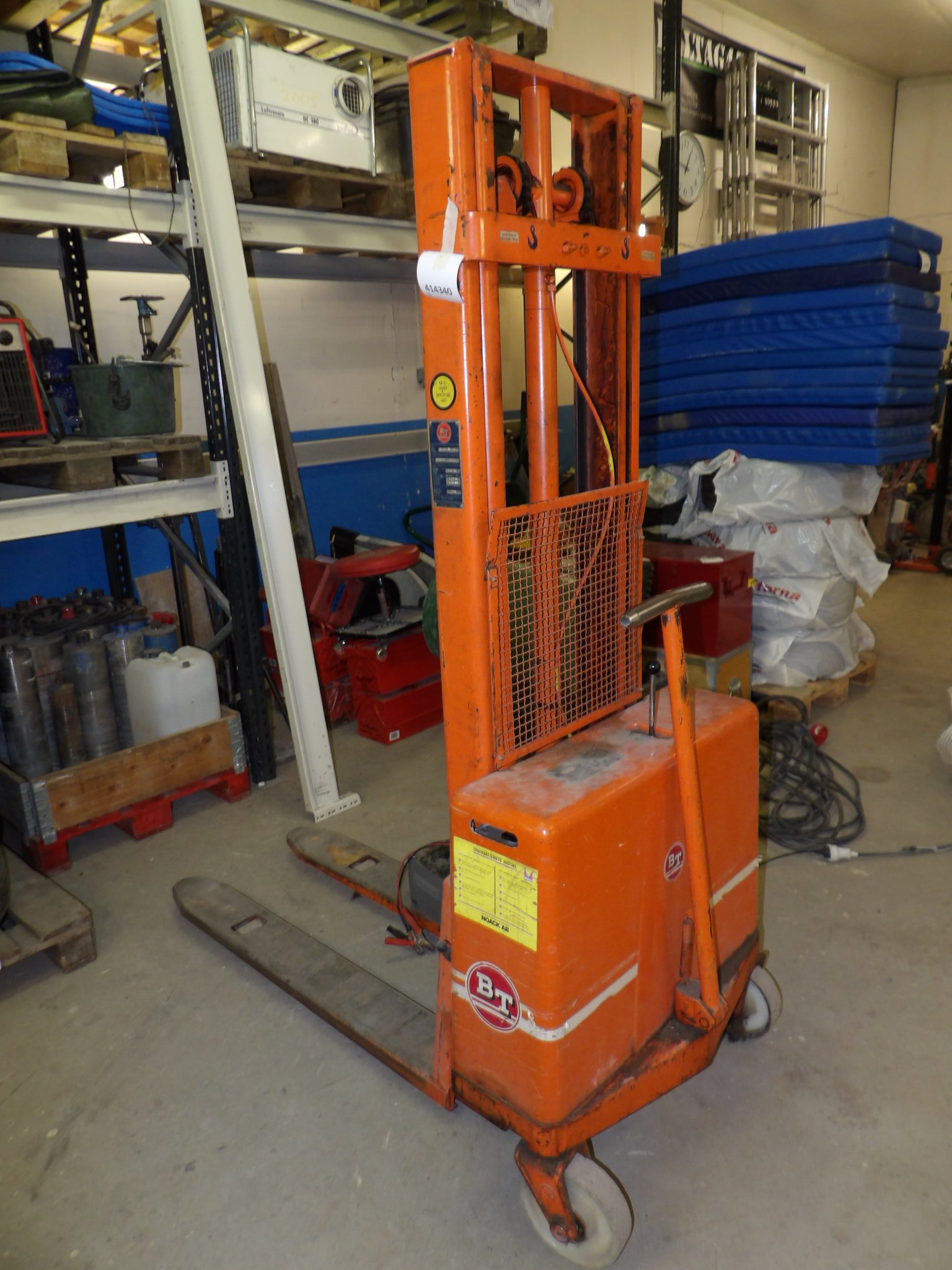BT Battery-powered stacker (repair object) - PS Auction - We value the ...