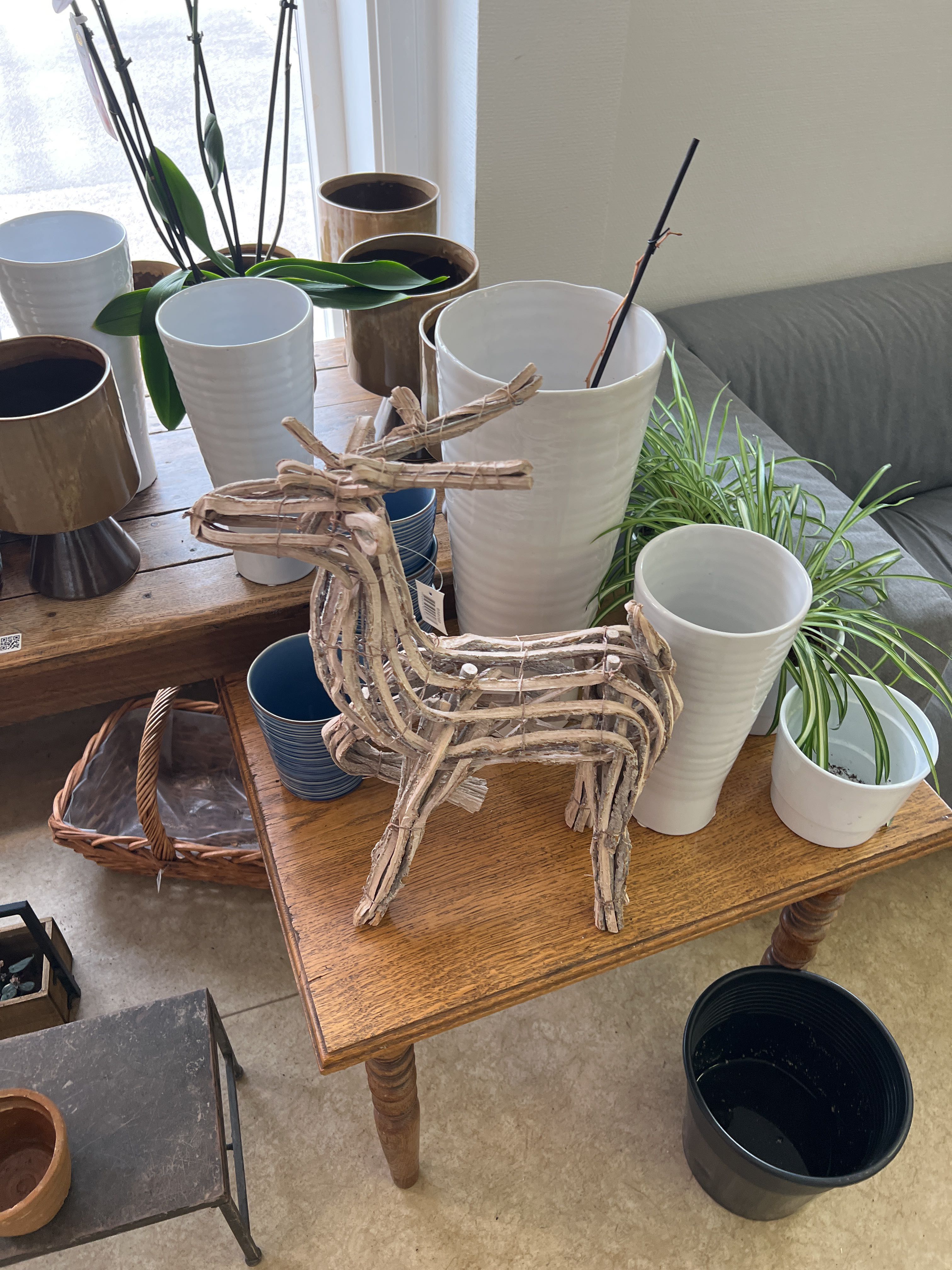 Tables and interior details - PS Auction - We value the future ...