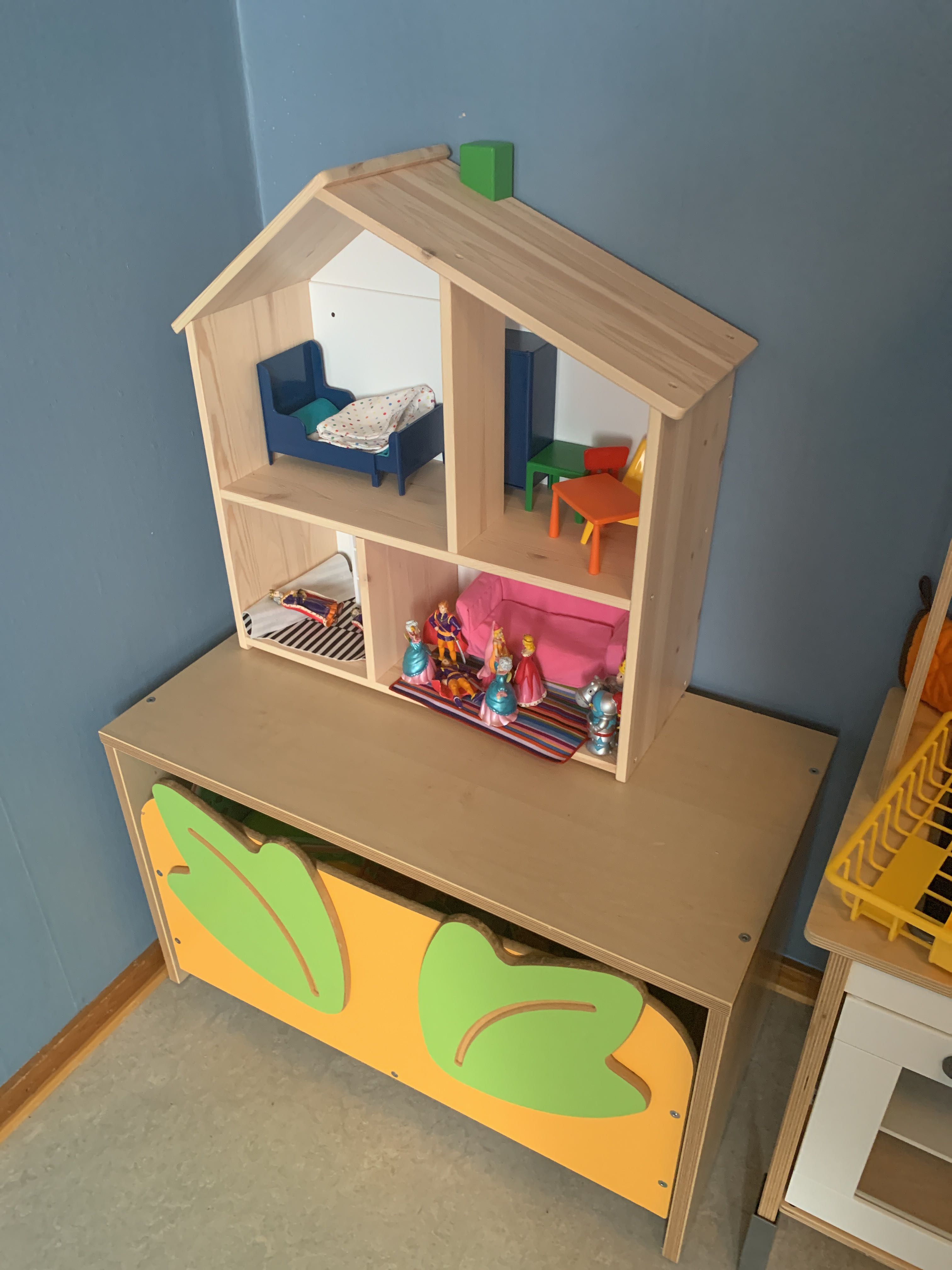 Lekrum med innehåll - Auktioner online - Nätauktioner ...